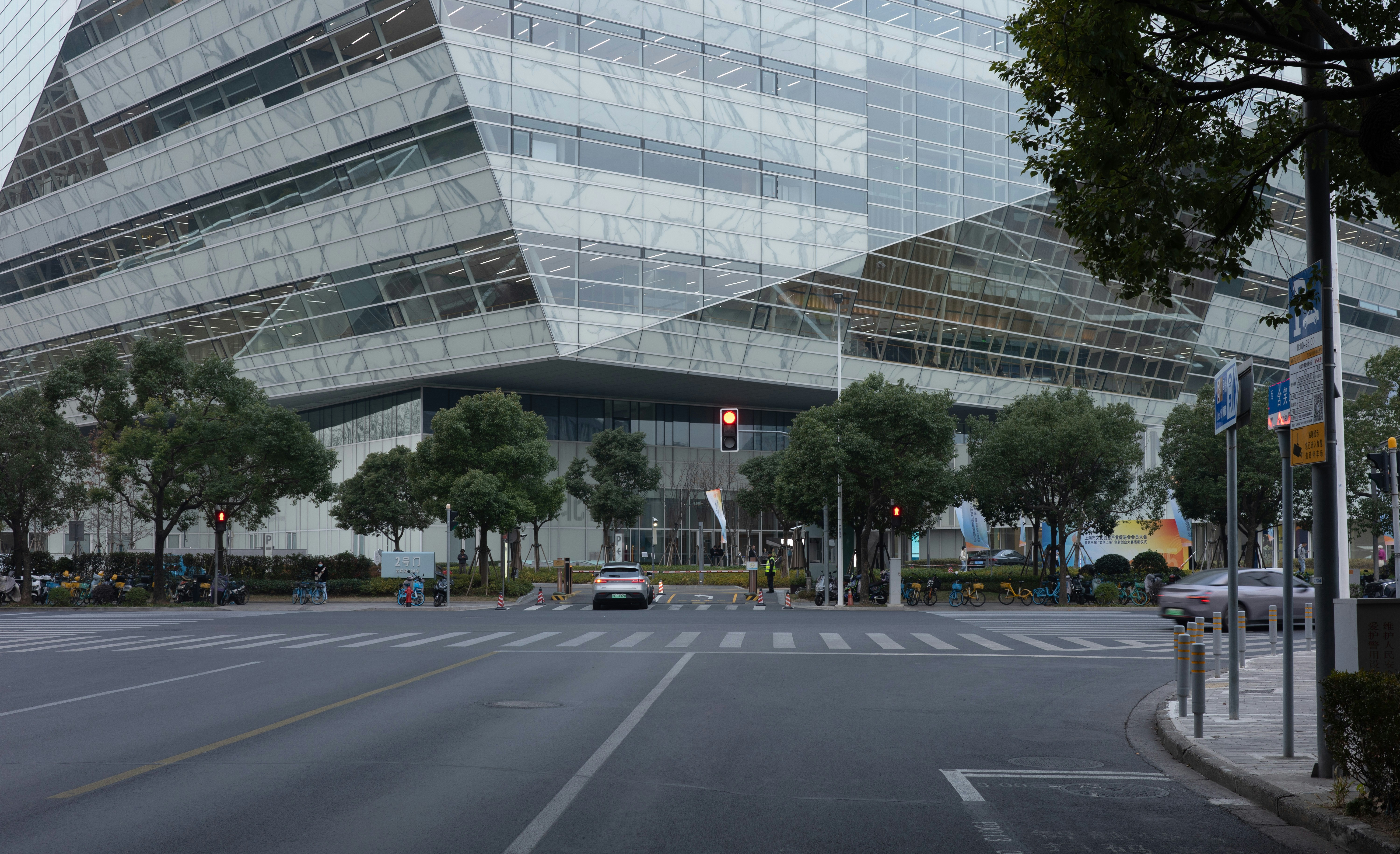 Glass Facade Overpass: City Street Meets Modern Architecture