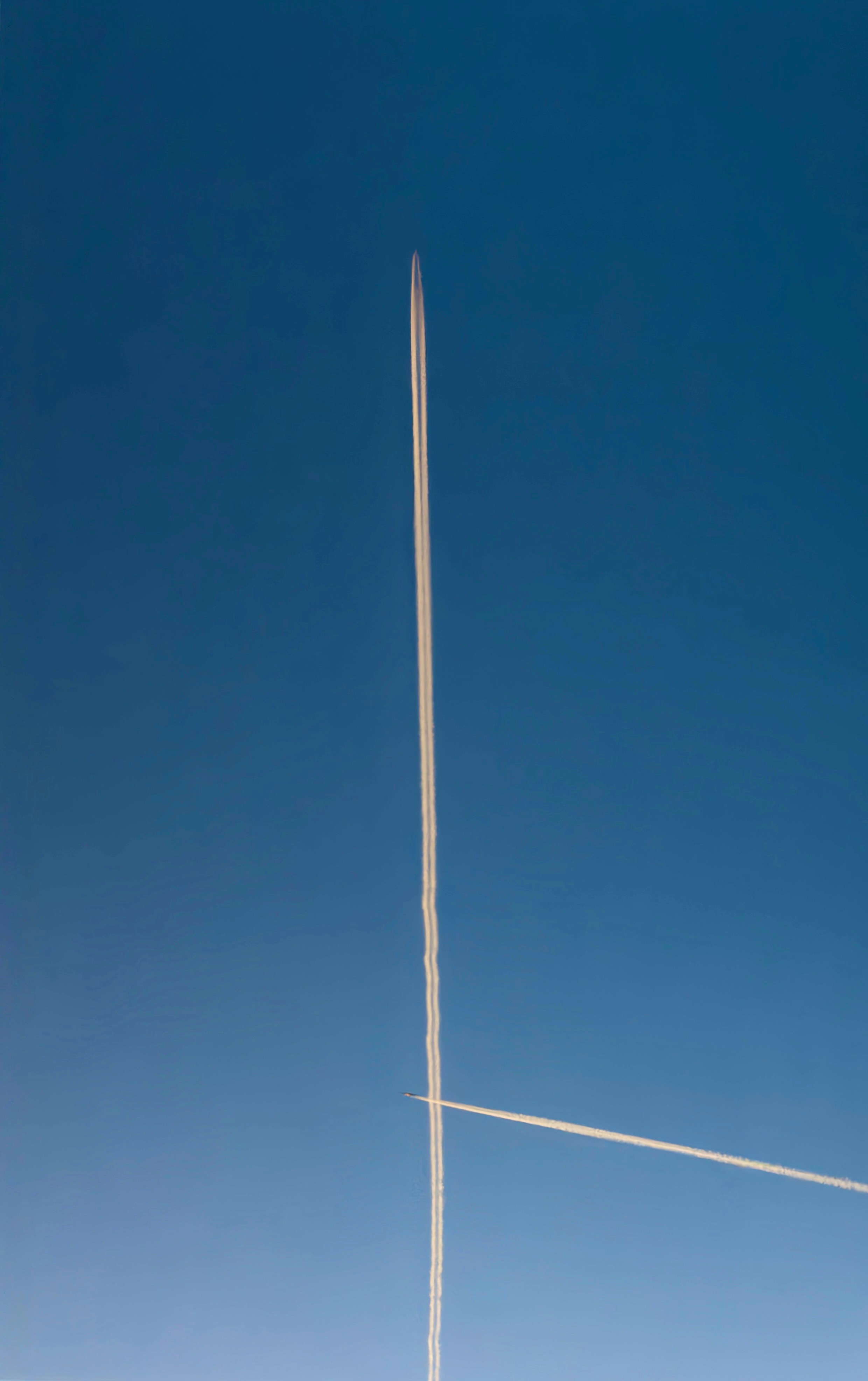 Vertical Contrail Ascend: A Clear Sky Intersection
