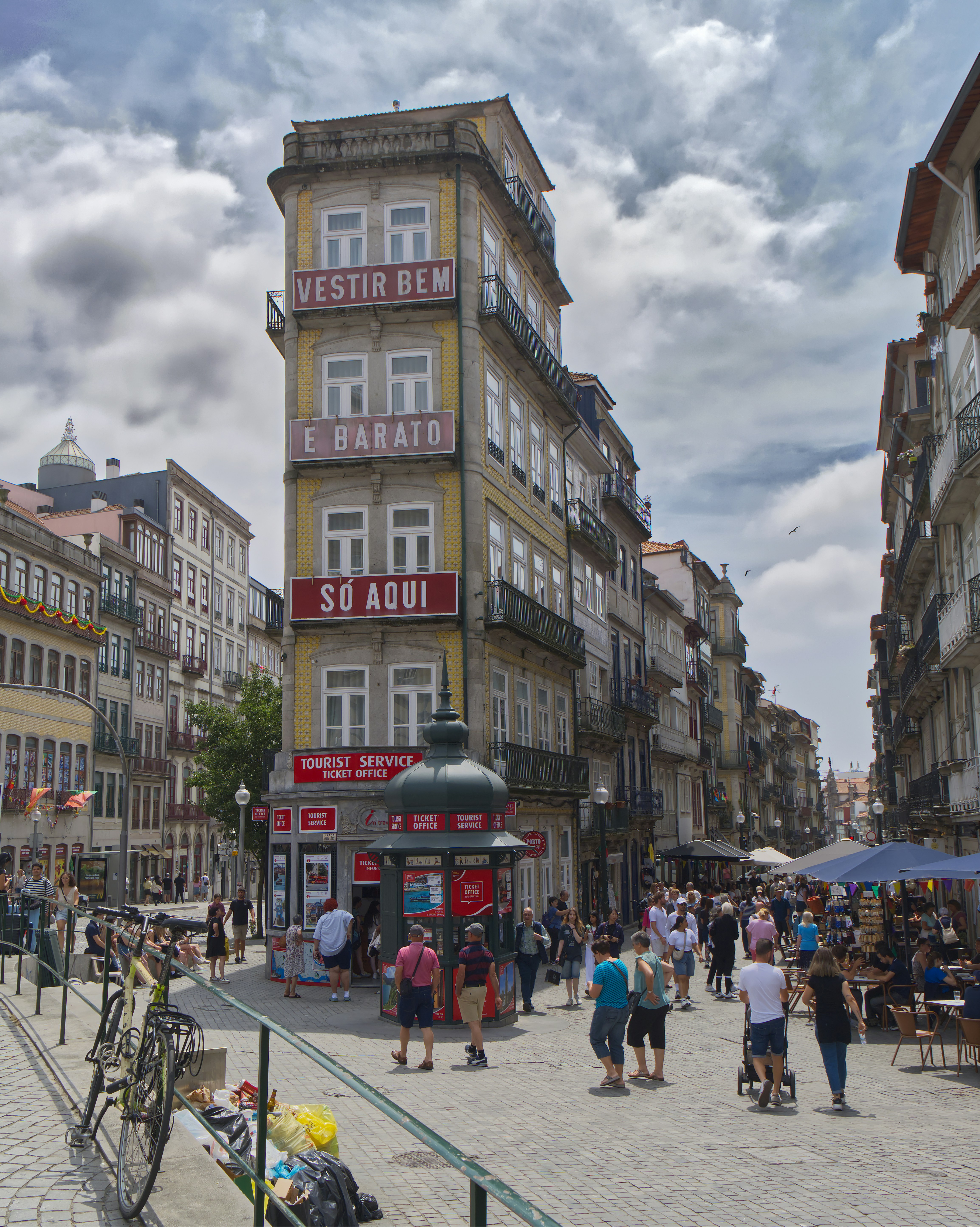 Sur la Rua das Flores, au cœur de Porto, ce bâtiment aux allures de carte postale a été une des premières photos que j’ai prises lors de mon séjour. Son enseigne, « S’habiller bien et pas cher, seulement ici », résume à elle seule l’esprit chaleureux et sans prétention de la ville. Avec ses cinq étages étroits, serrés entre les façades colorées du centre historique, il permet de rejoindre les rives du Douro.