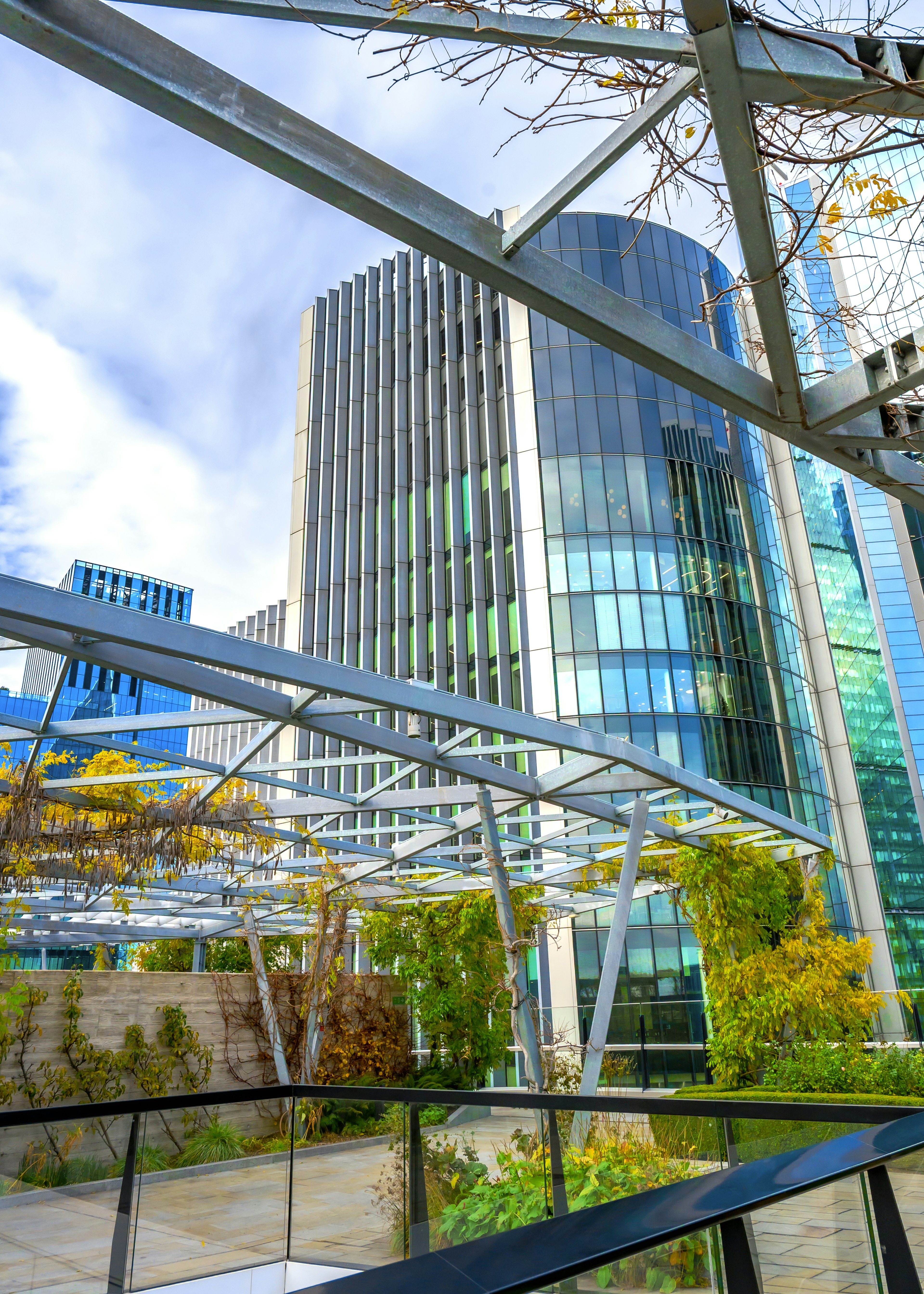 Geometric Glassscape: Overhead Steel Framework Framing a Modern Atrium