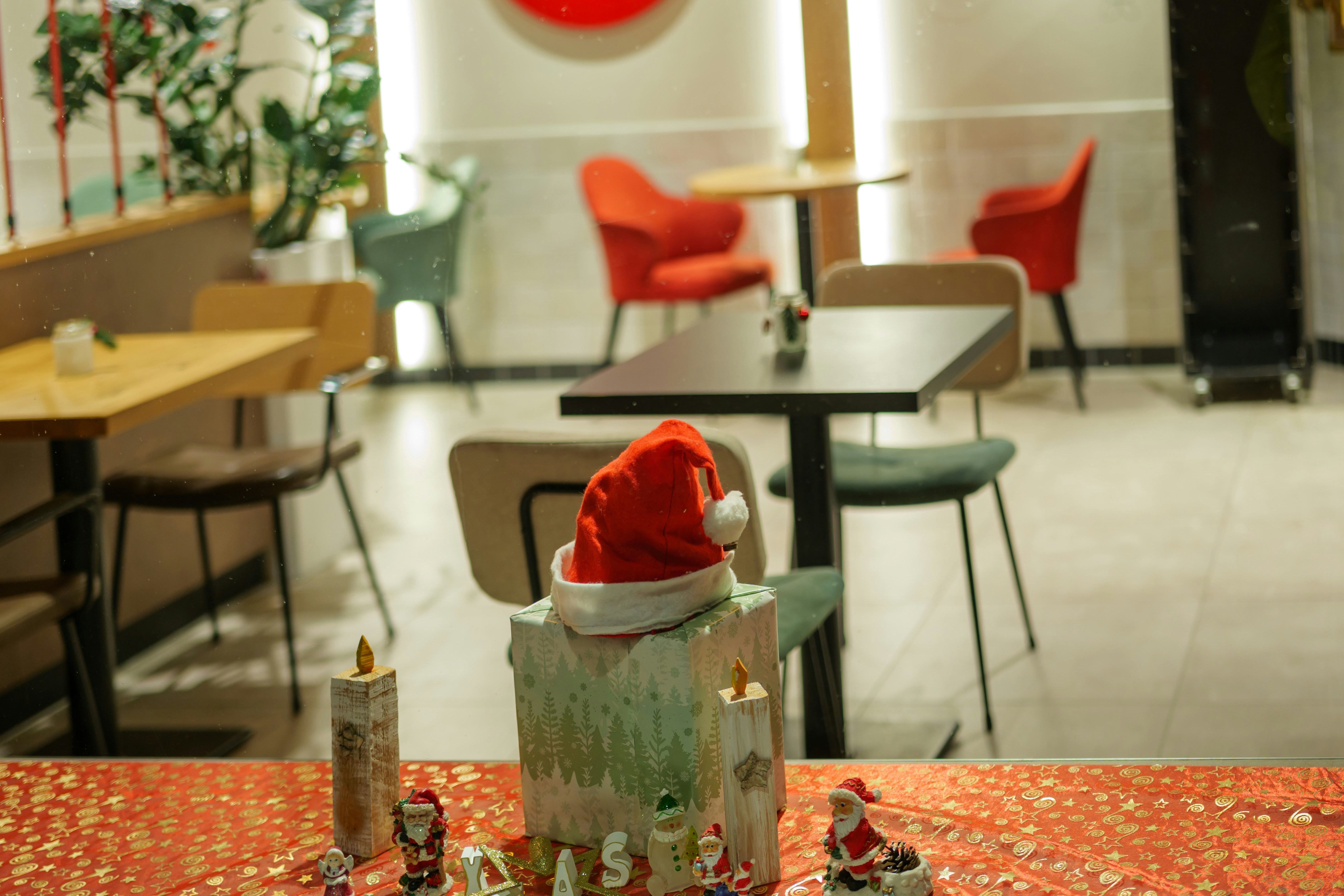 Santa’s Tabletop: A Cozy Cafe Holiday Scene