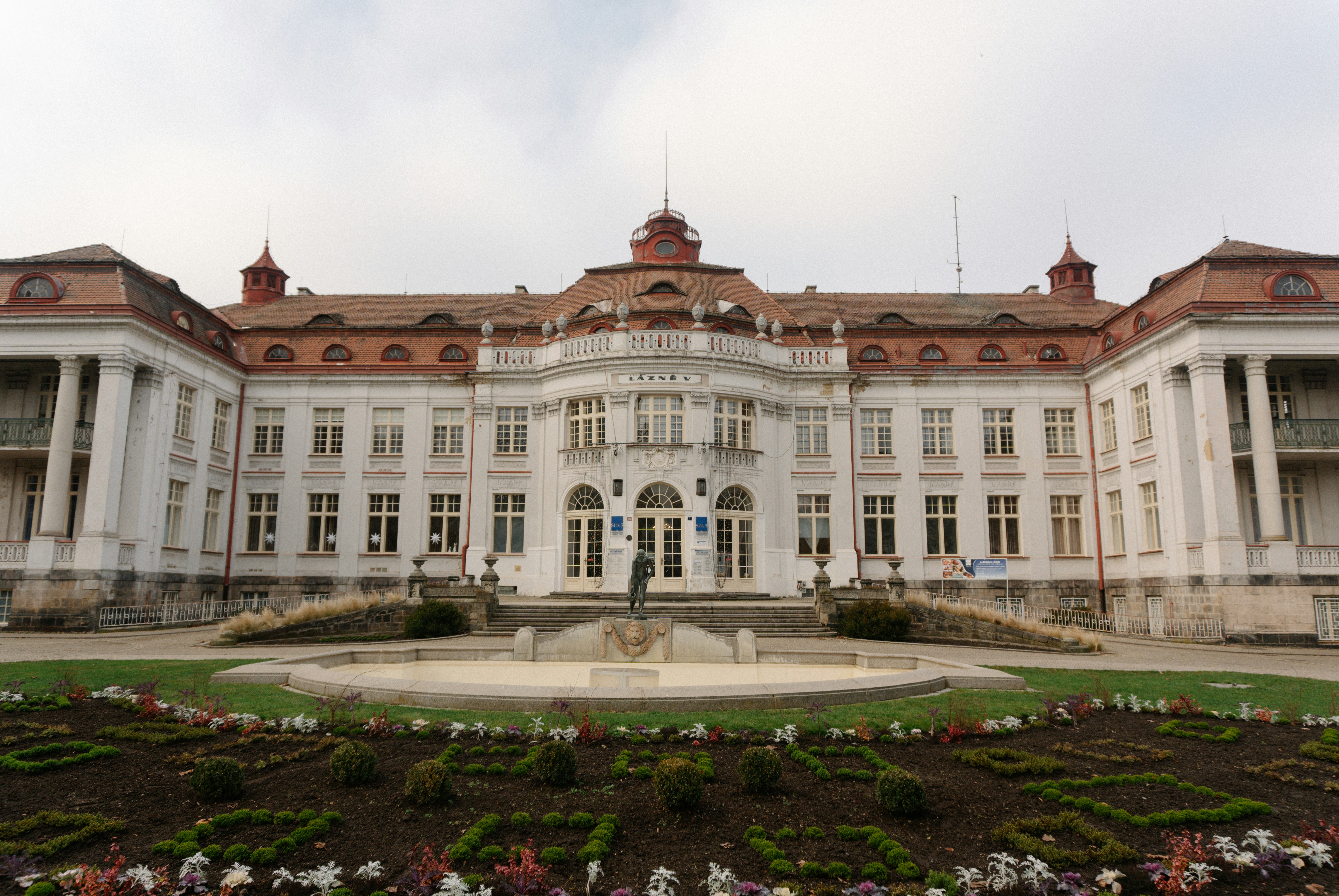 Symmetrical Grand Facade: A Classical University Building