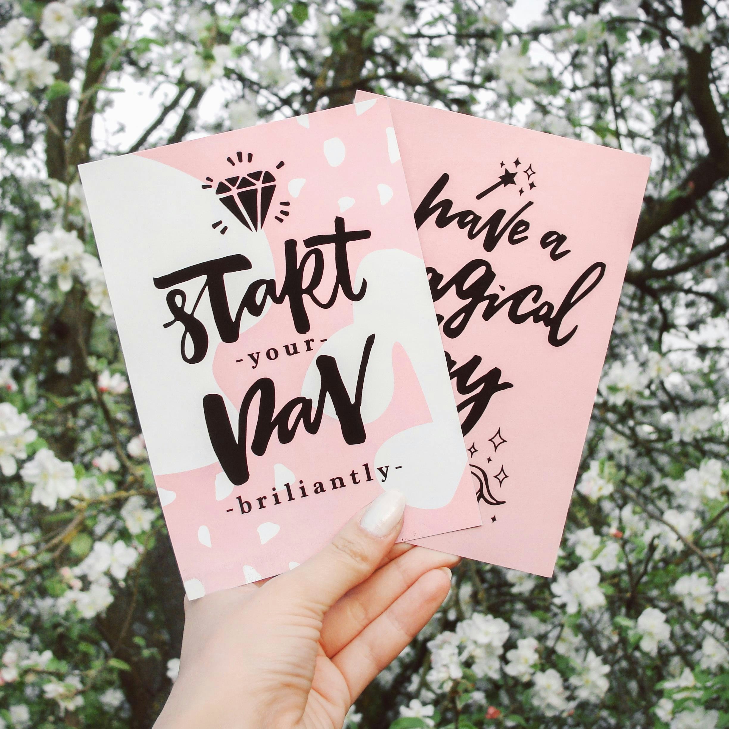 розовые открытки на фоне цветущего дерева