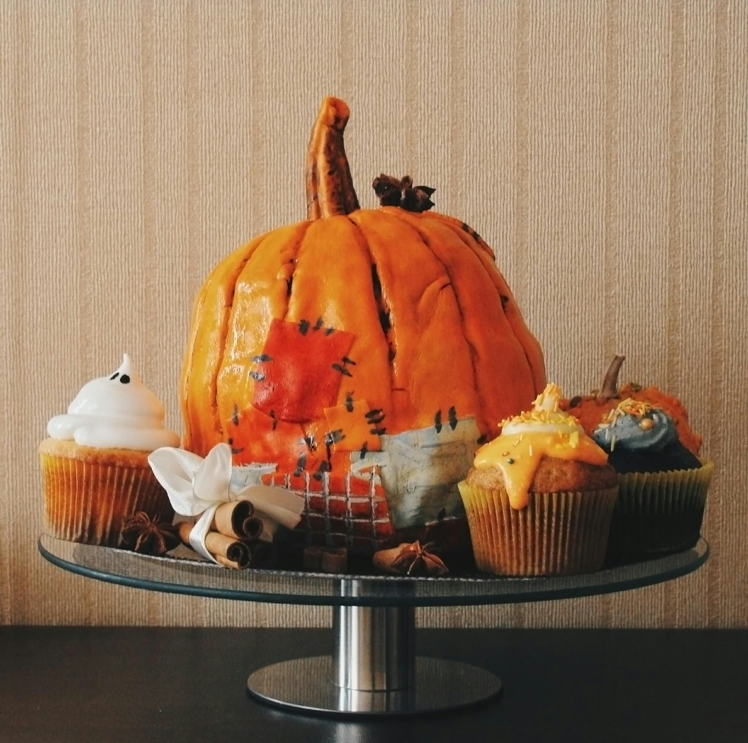 Autumn centerpiece: a pumpkin and cupcakes take the cake