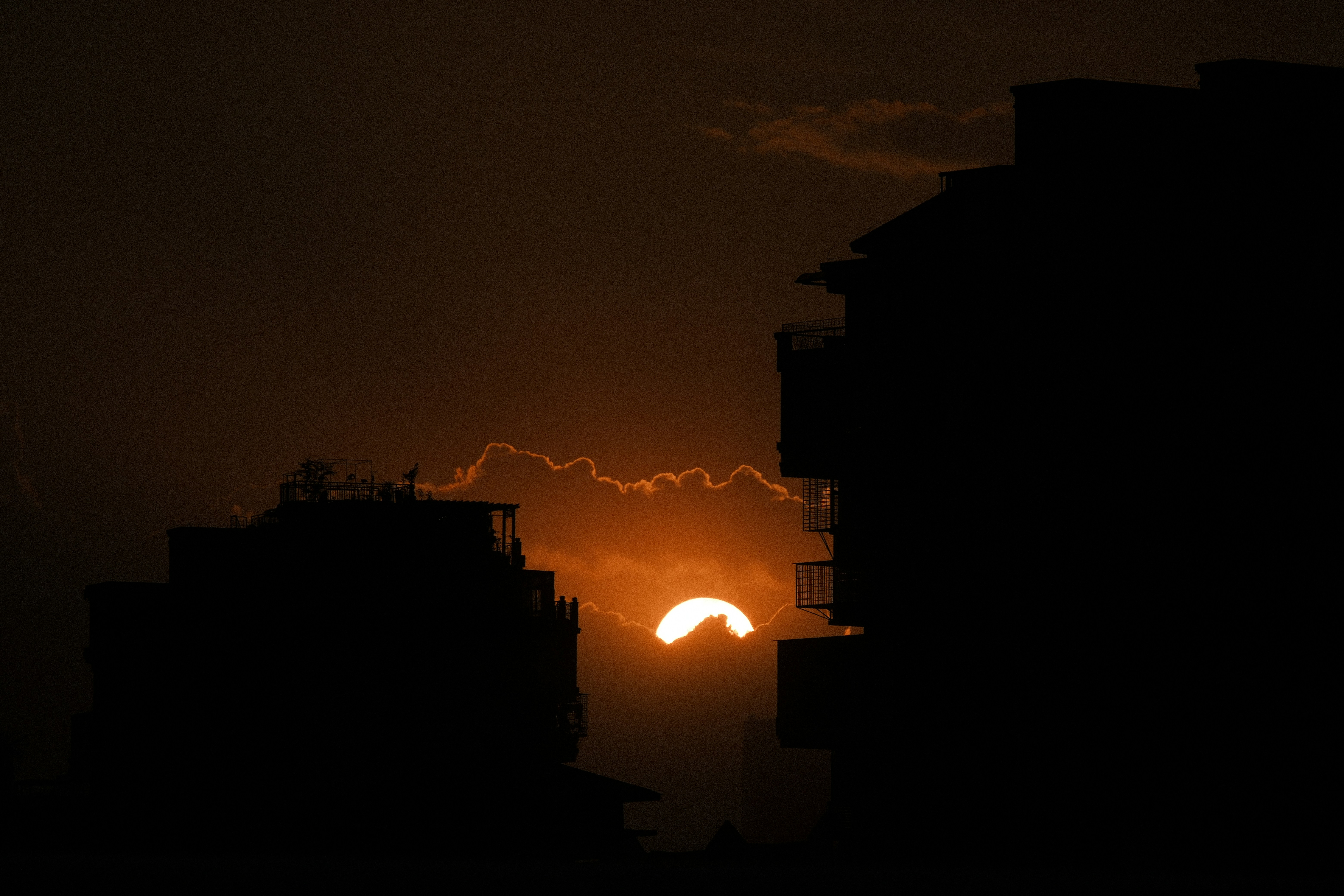 Sunset Between Silhouettes: A Quiet City Horizon