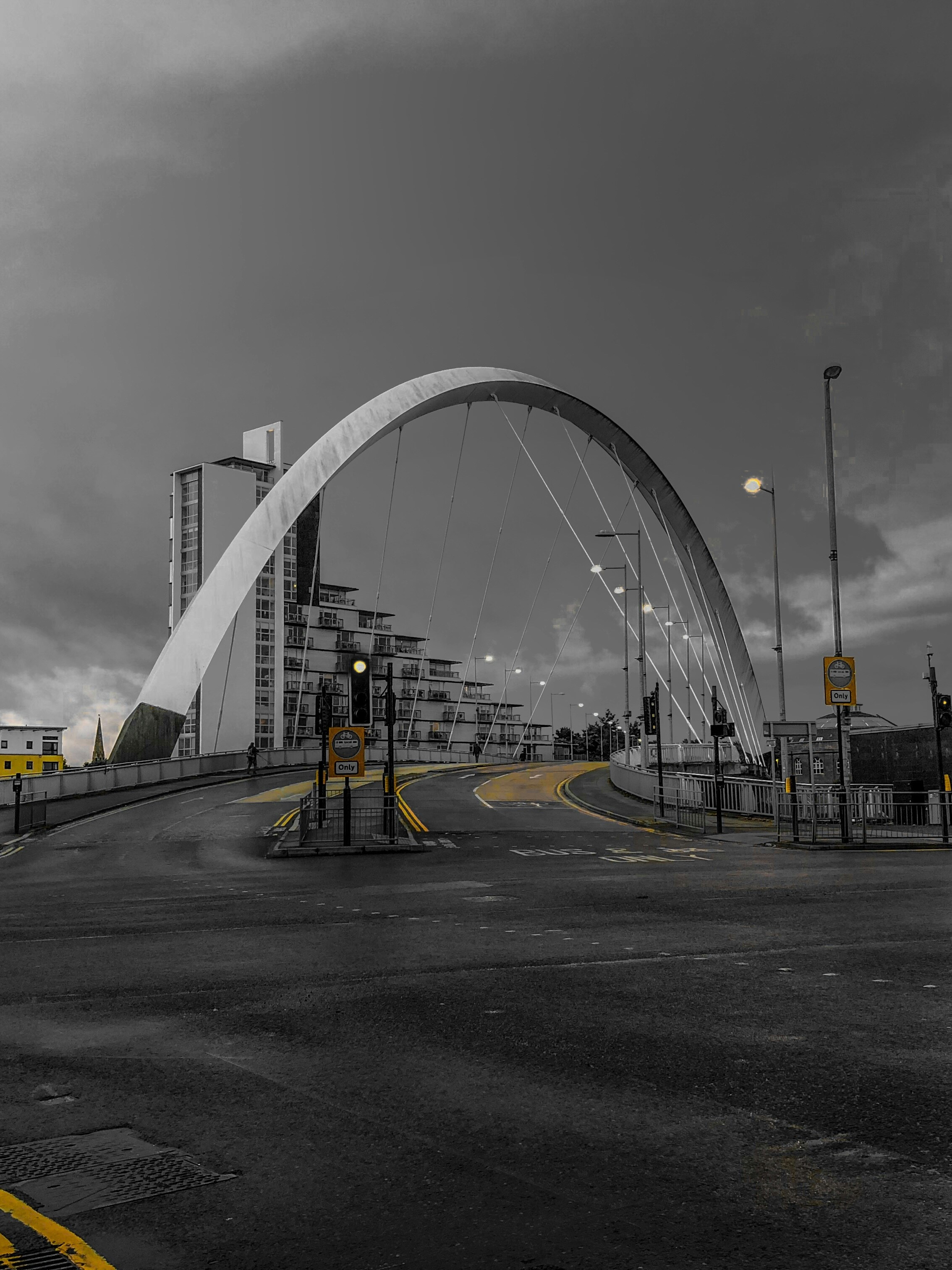Arching Path: A Gateway Over the Riverfront