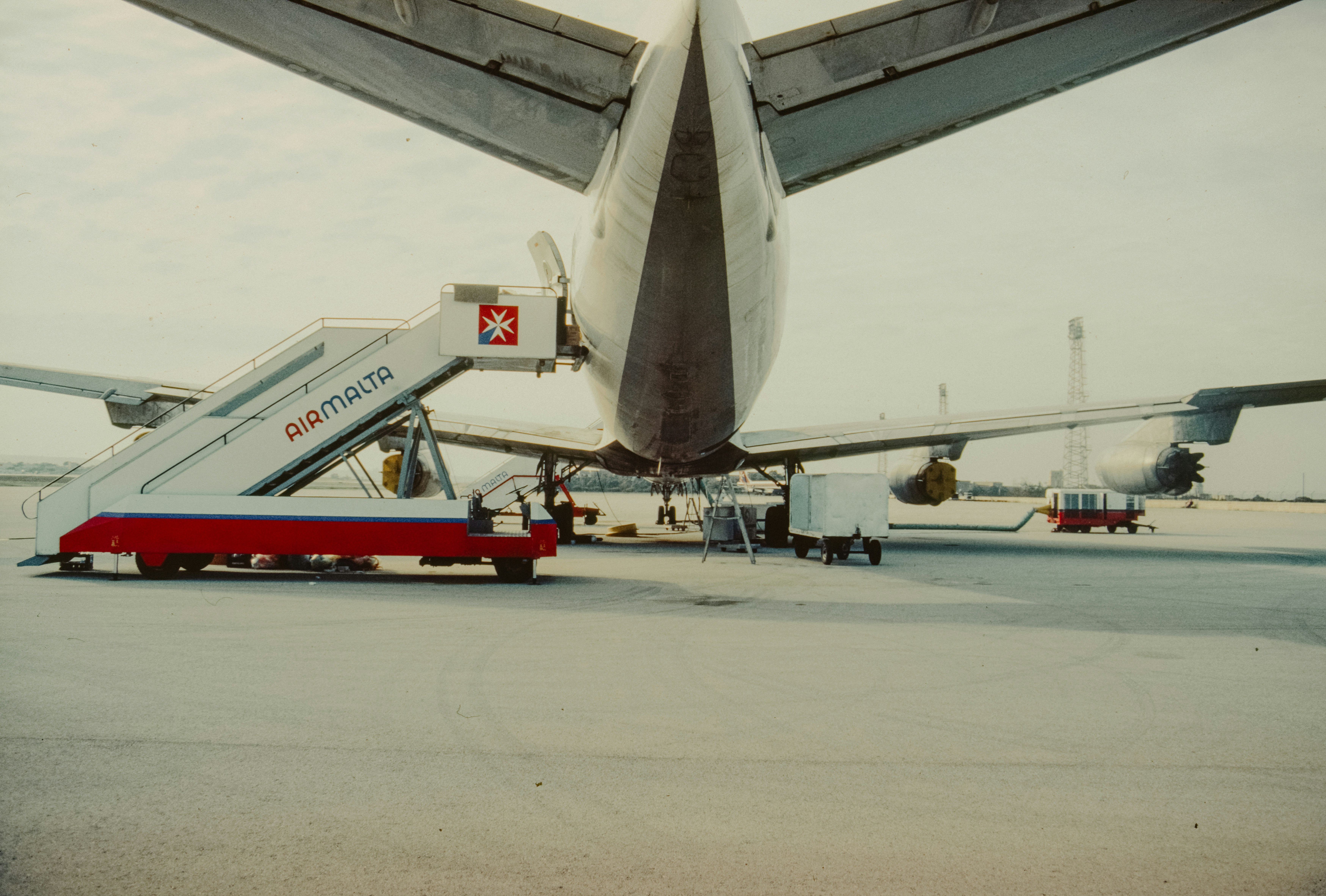 Tail-First Standstill: Ground Crew and Jet on the Cleared Snow