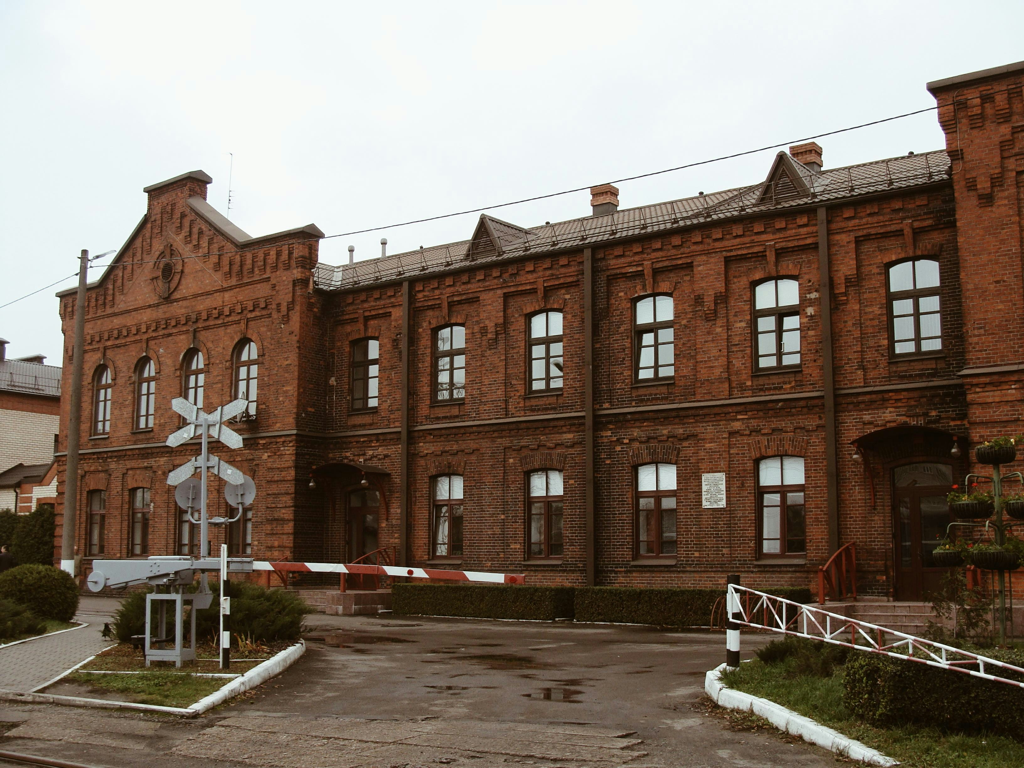 Red Brick Depot Gate: A Quiet Entrance to an Industrial-era Block