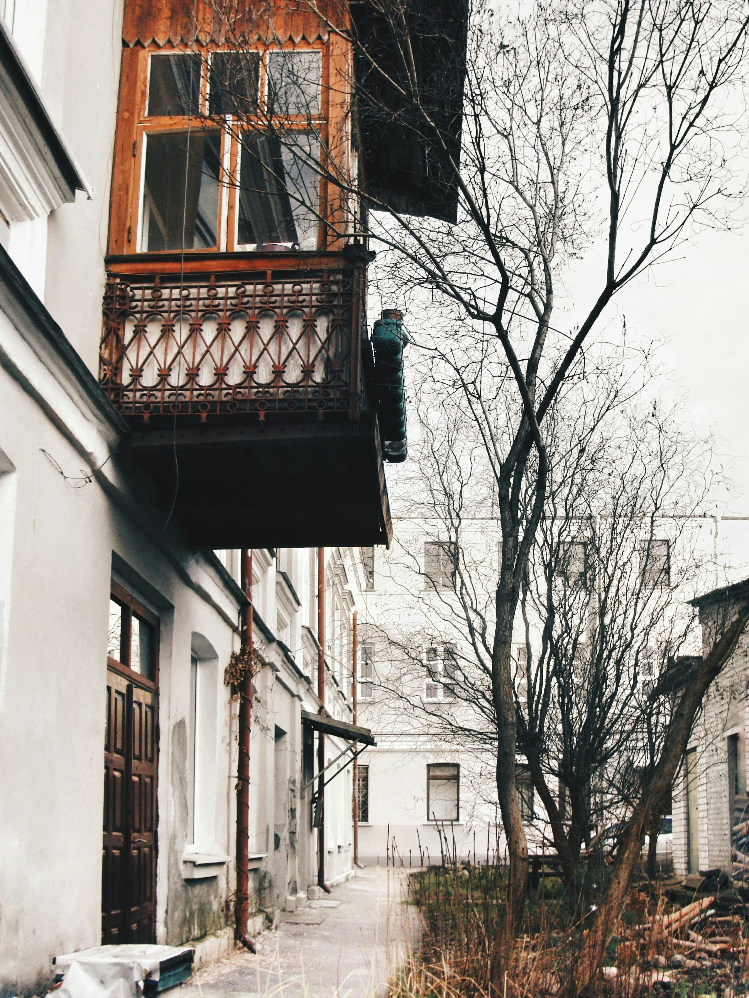 Balcony Overhang: A Quiet Urban Corridor with a Wooden Balcony