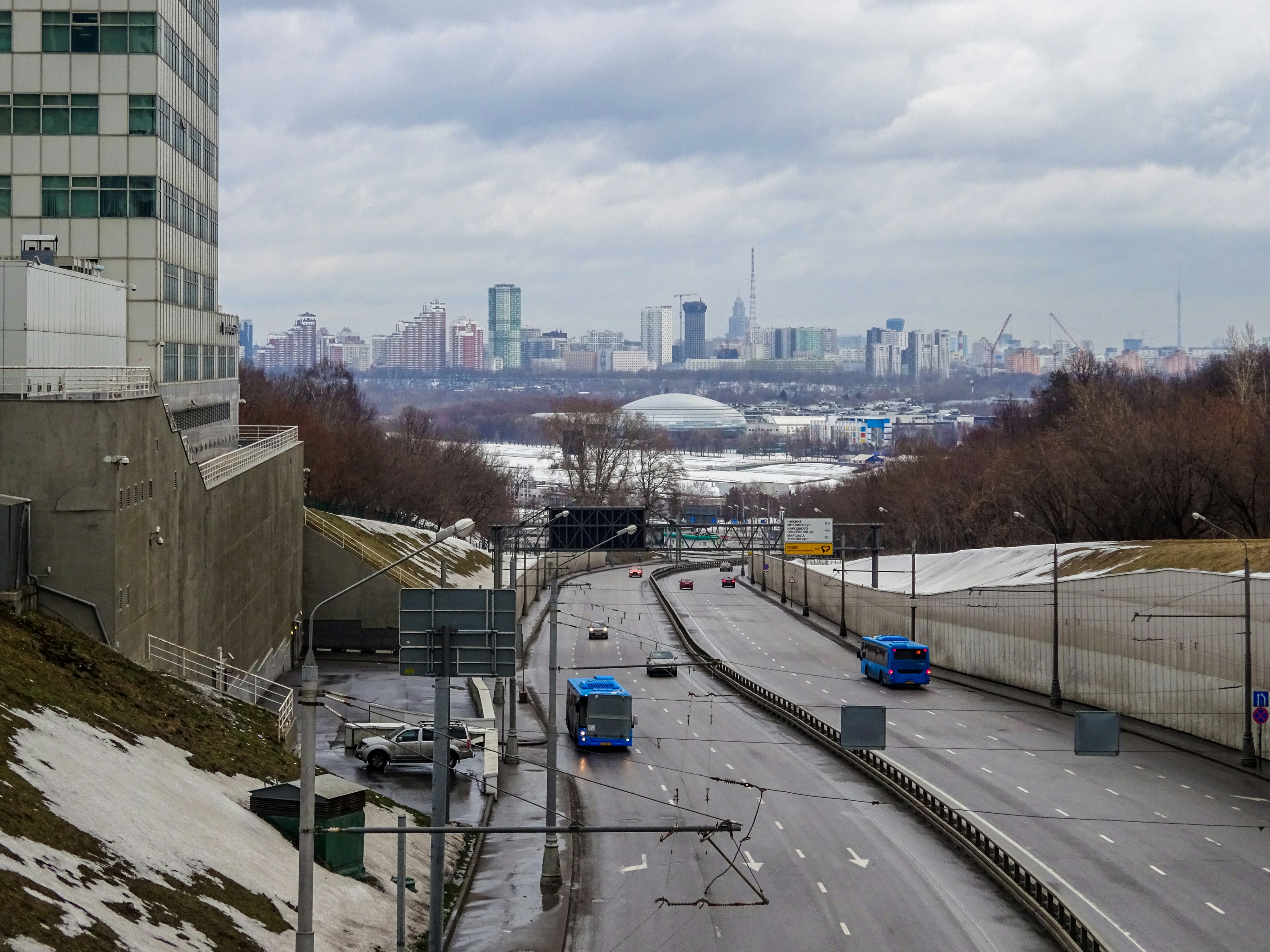 Urban Commute: A Snow-Soft Morning on a Sloped Highway