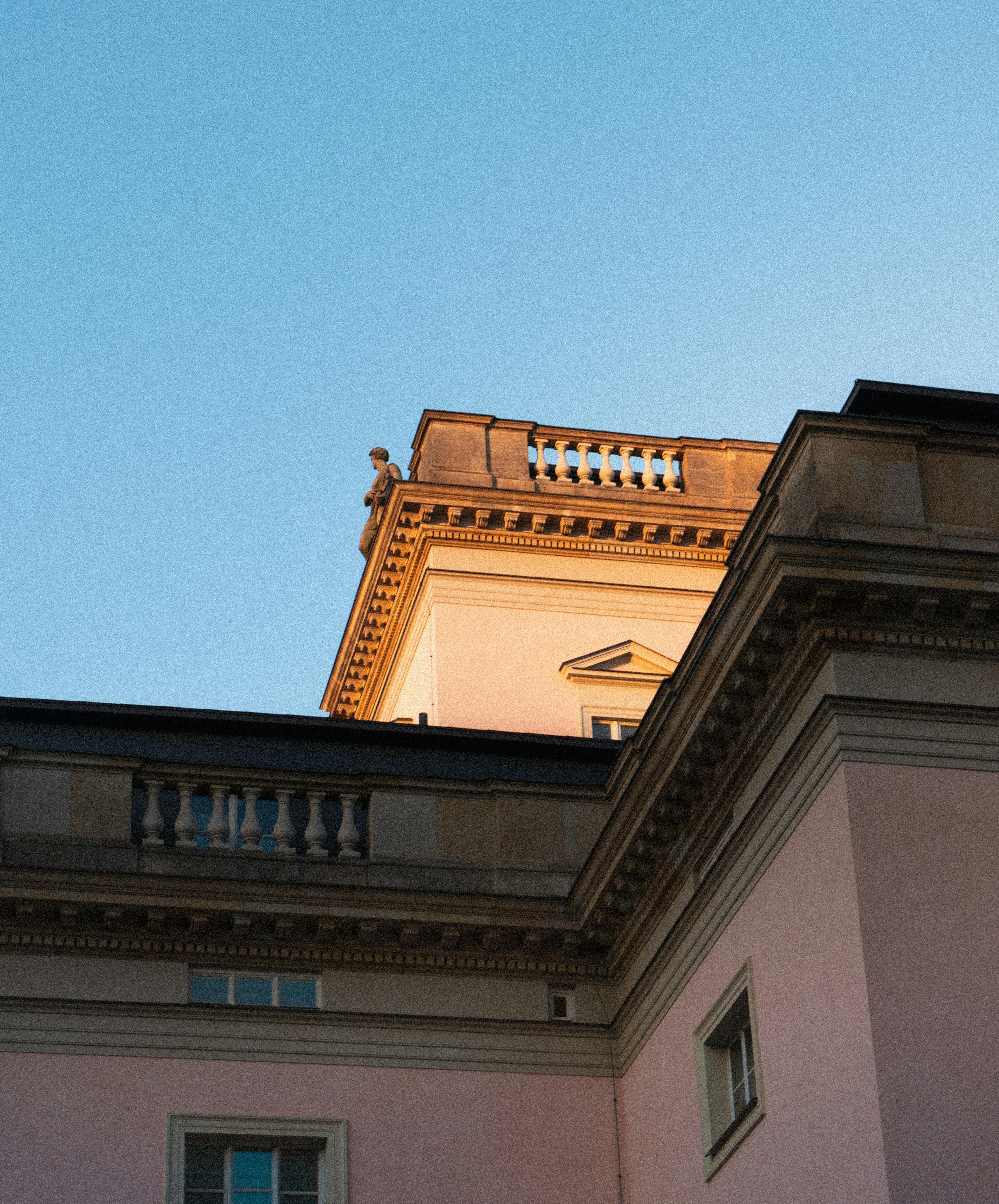 Bâtiment rose avec des détails architecturaux ornés sur le ciel photo ...