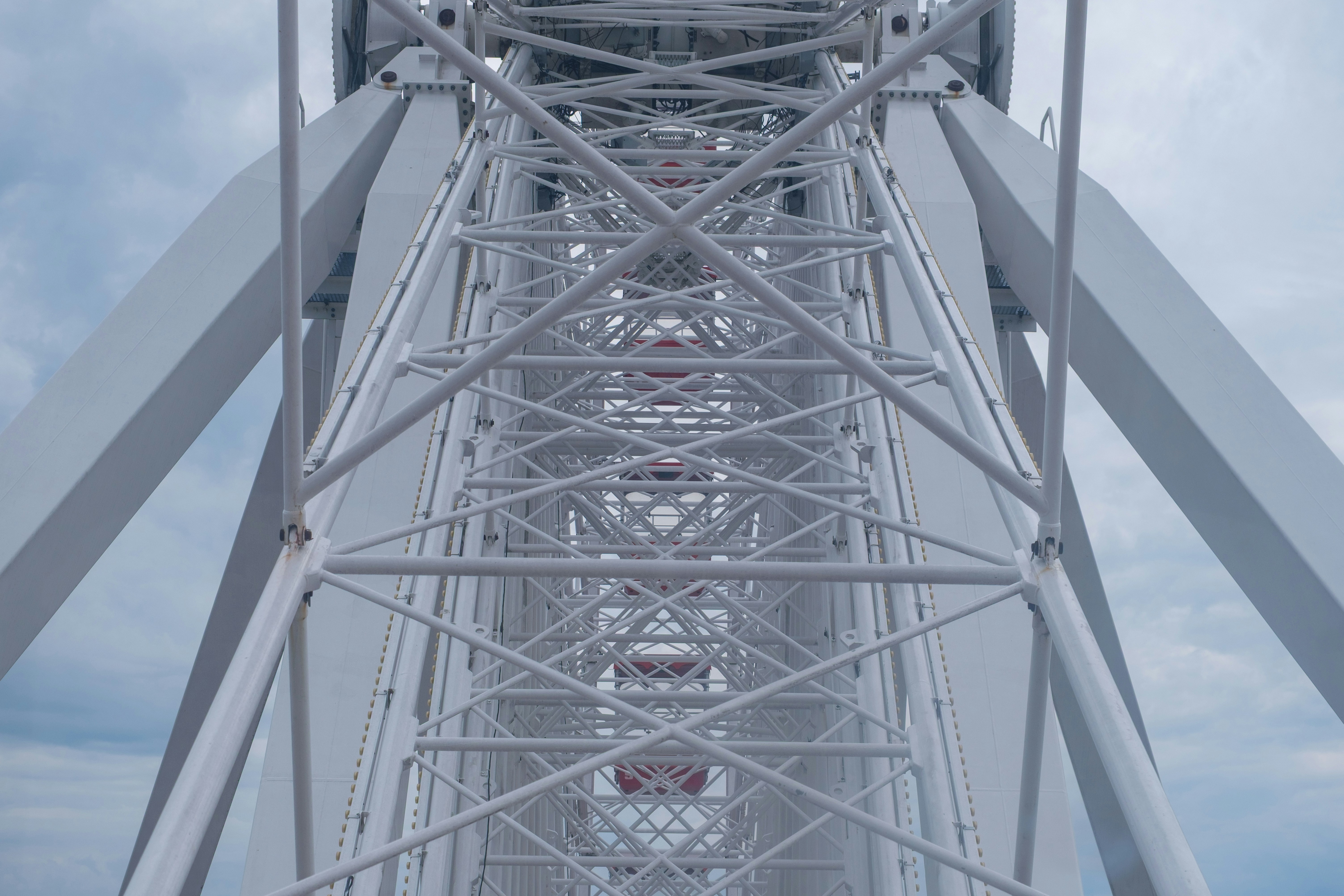 Crisscrossed Skyward: A Ferris of Steel Revealing Geometry
