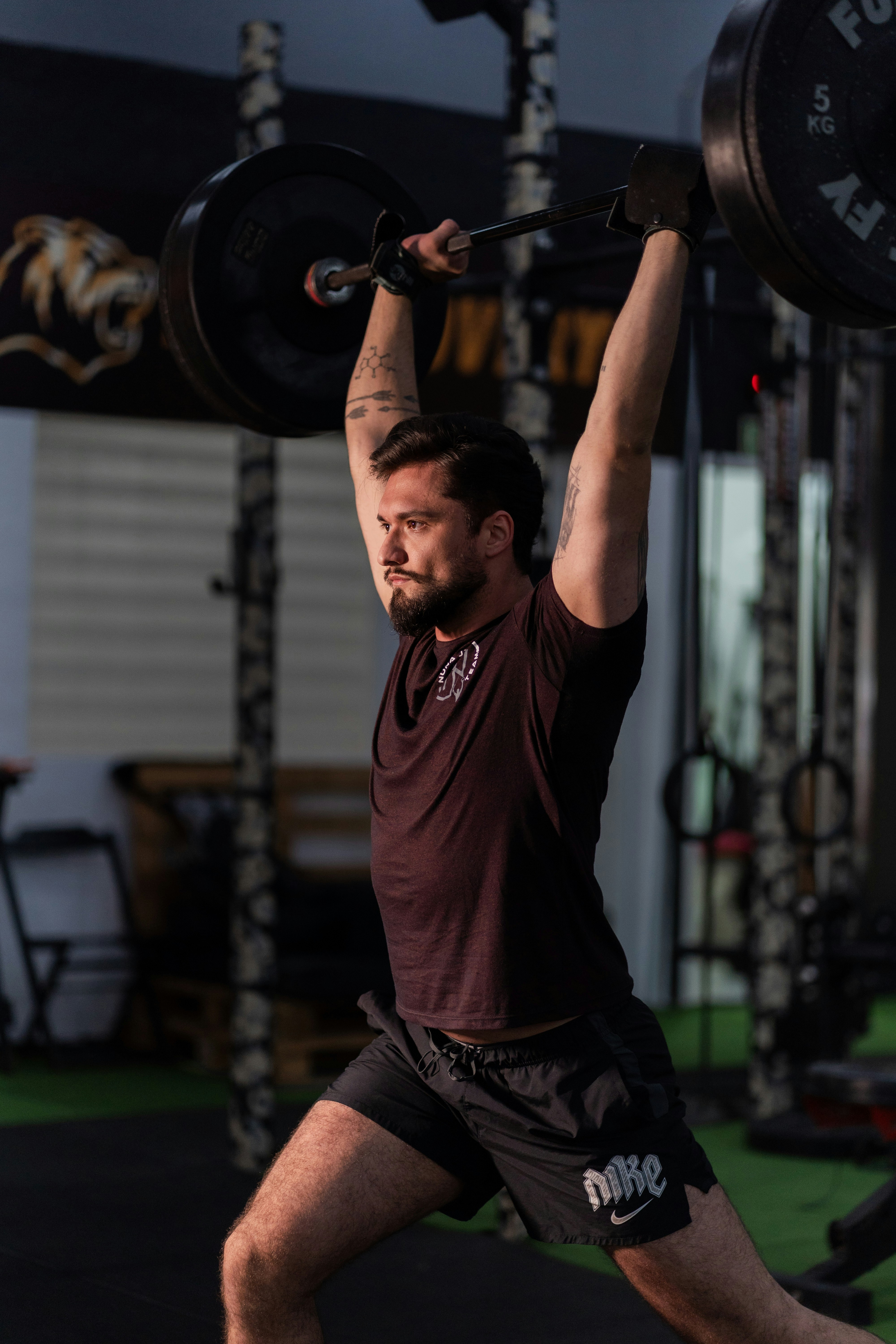 Man lifting heavy weight overhead in gym photo – Free Gym Image on Unsplash