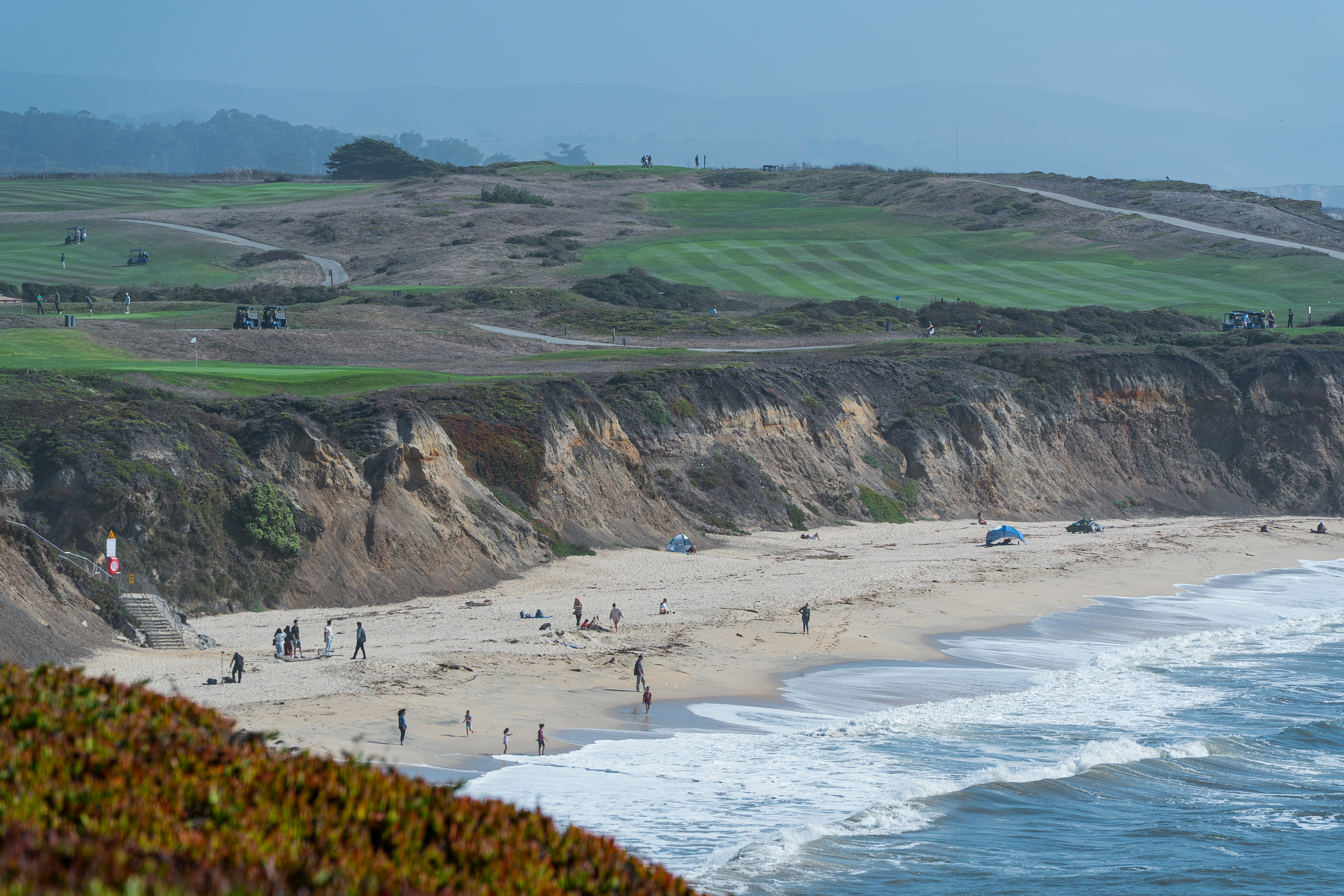 Clifftop Golf and Beachfront Quietly Unfolds Under Coastal Morning Light