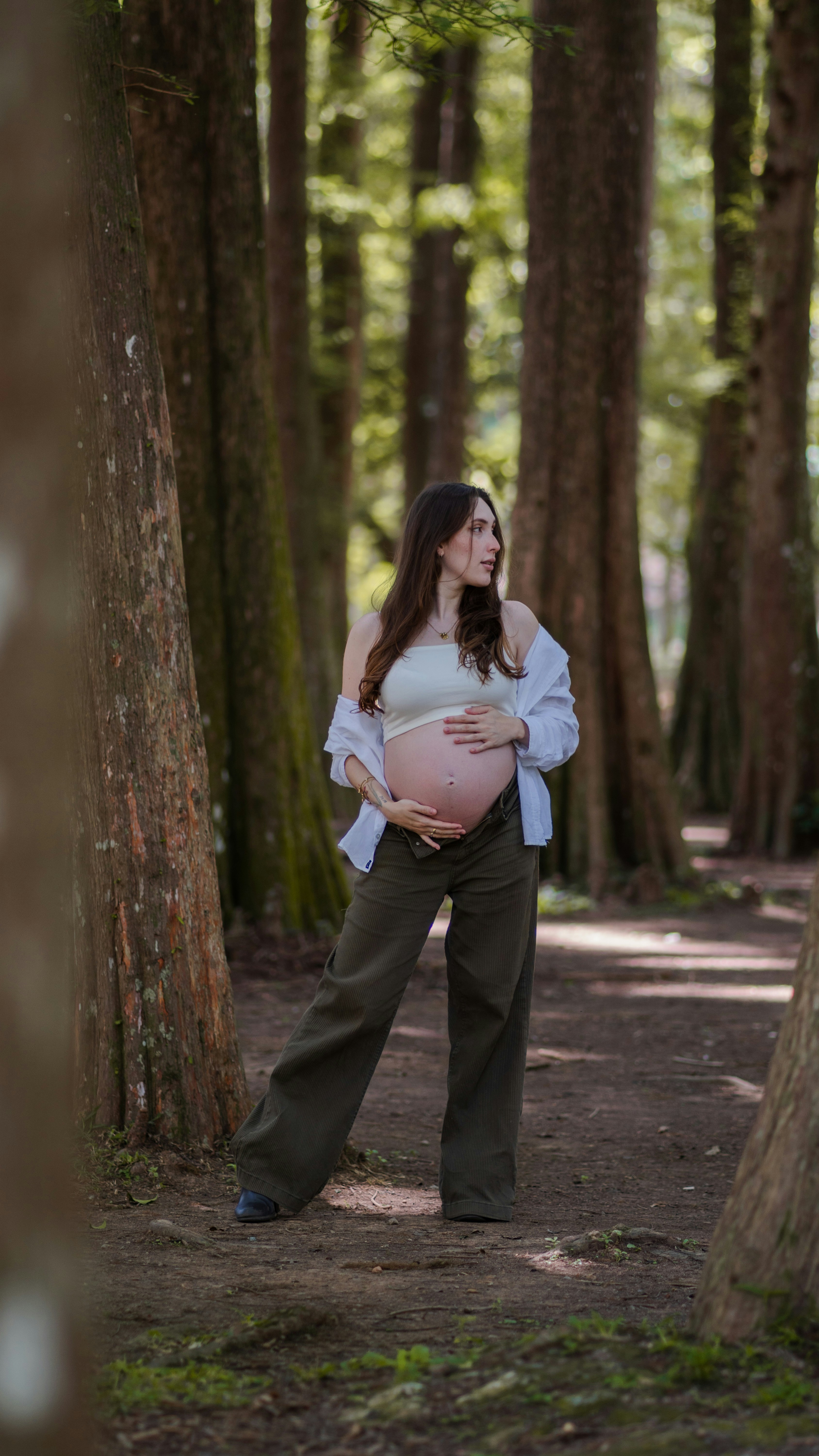 Mid-Forest Glow: Maternity Portrait Between Giants