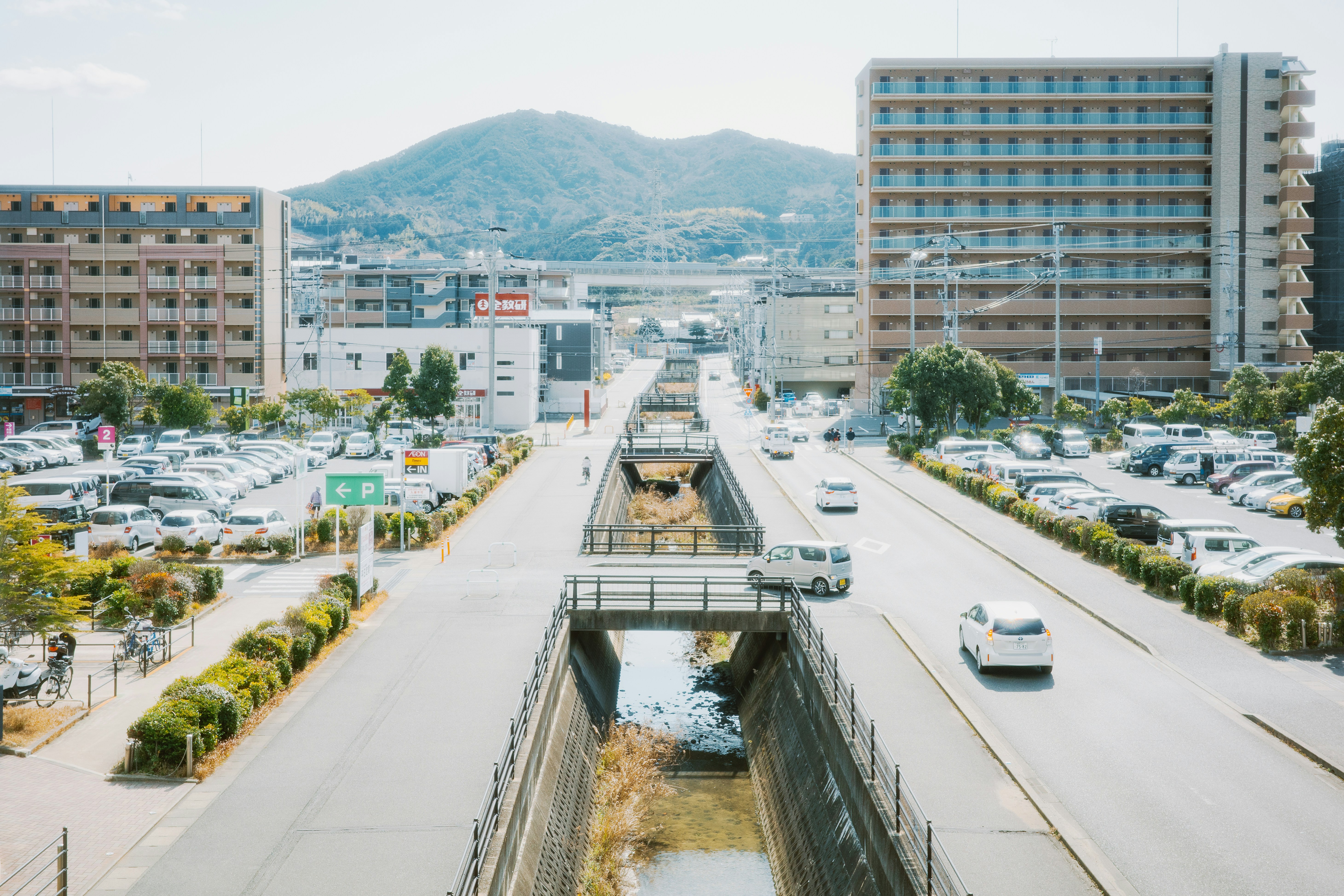 Urban Channel: A Quiet Street Straddling a Downtown Canal