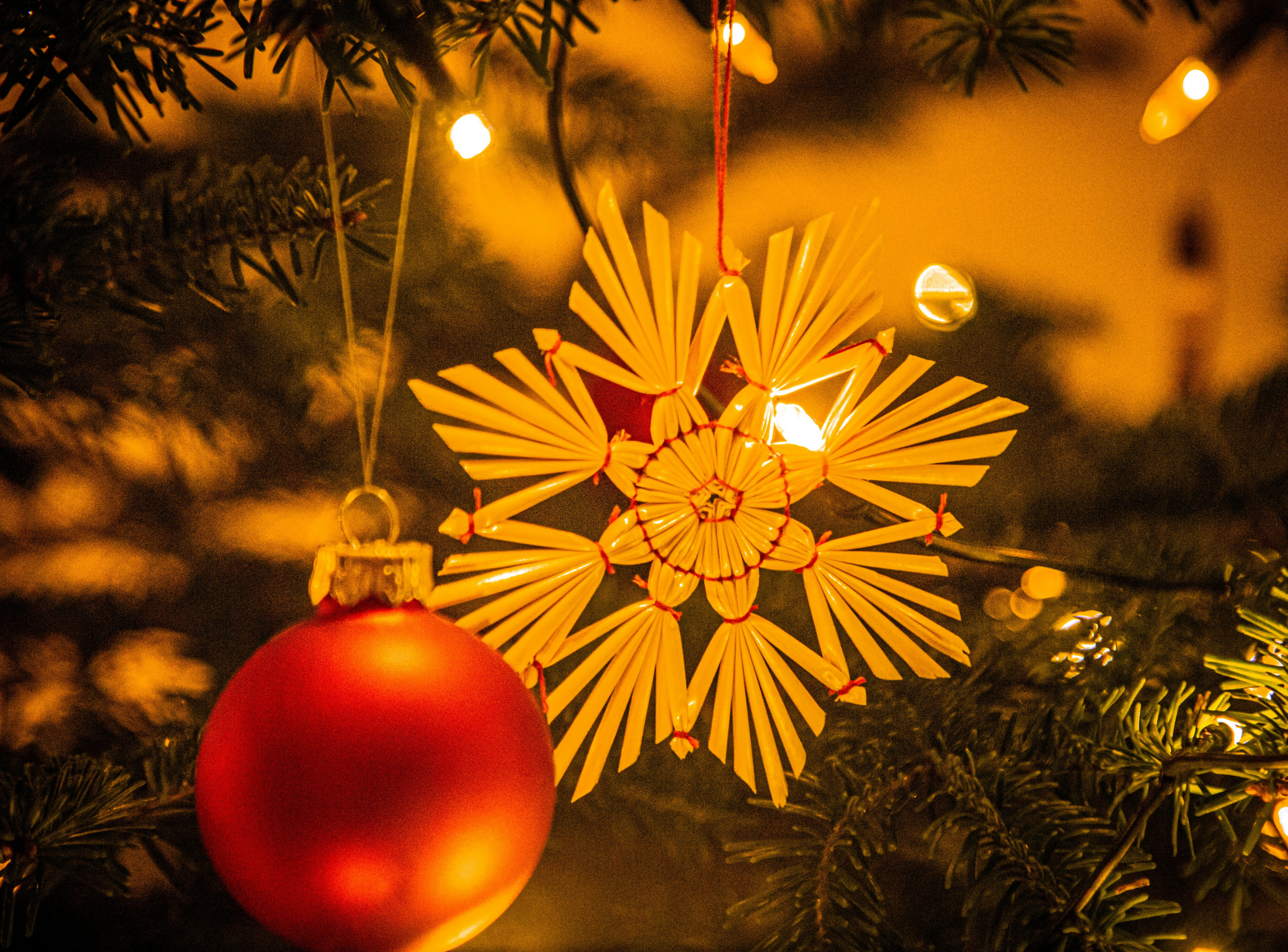 Ornament in Warm Glow: A Snowflake Star Adorns the Christmas Tree