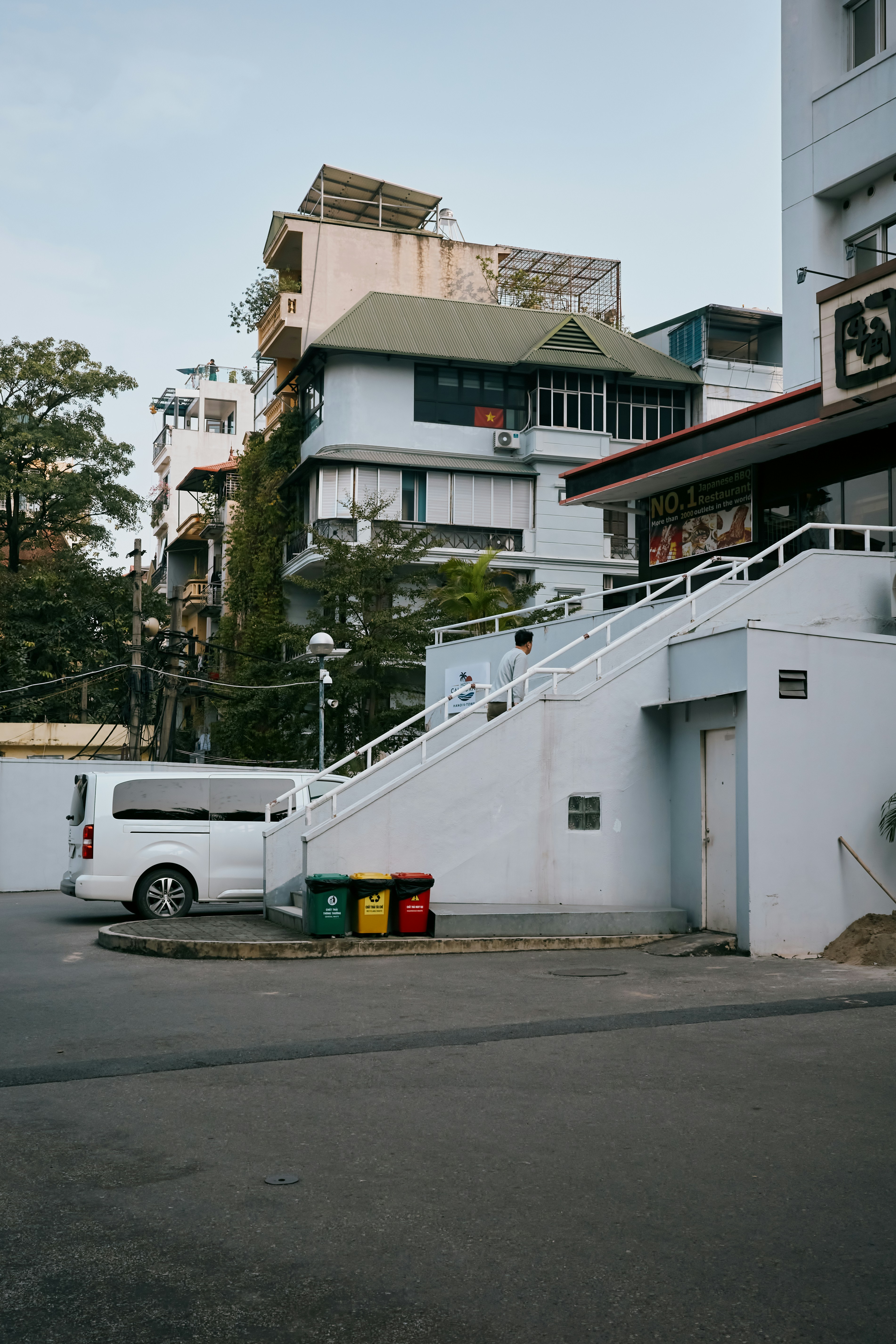 Staircase to the City: White Slipstream in an Urban Arc