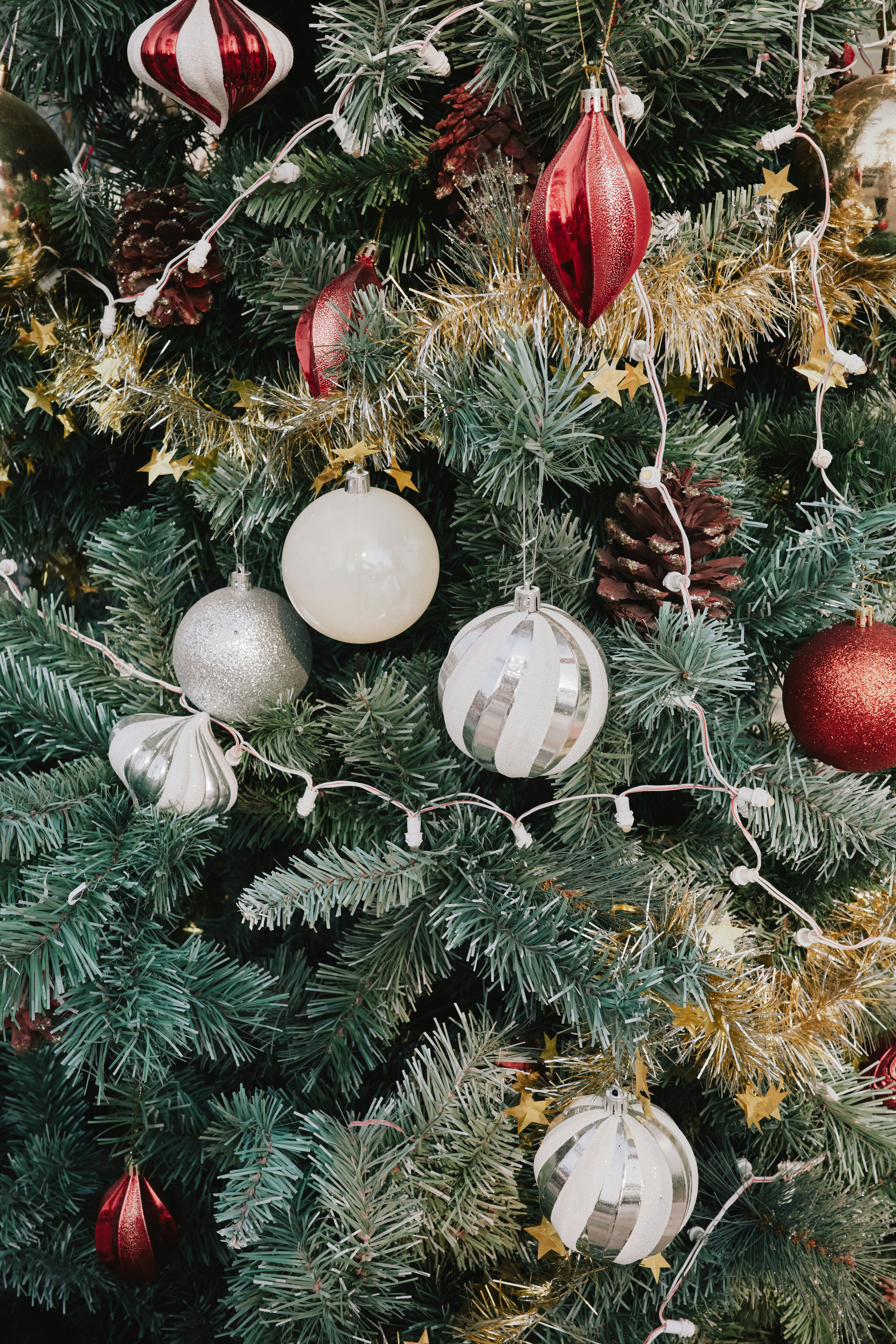 A decorated christmas tree with ornaments and lights. photo – Free ...