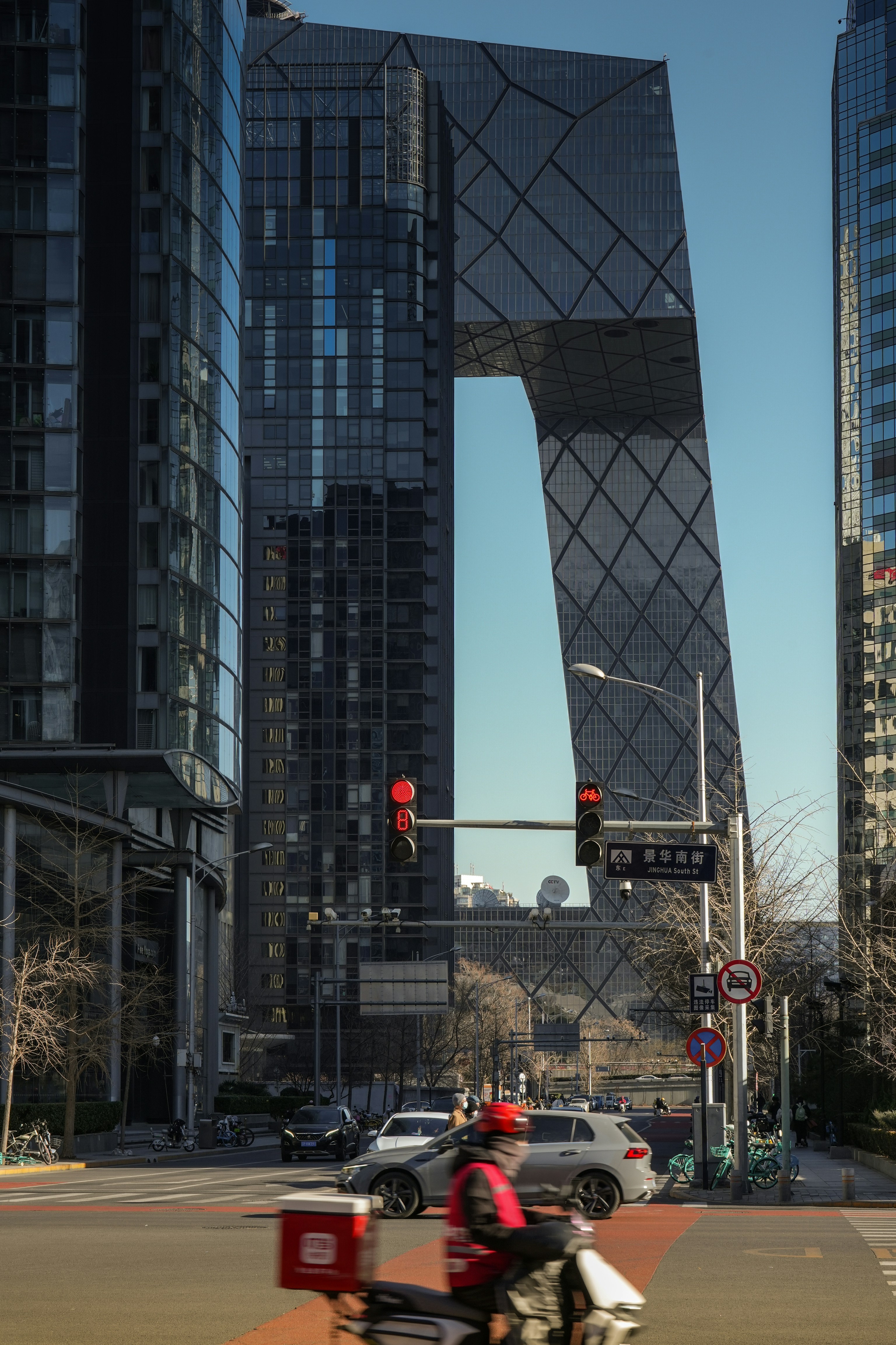The Archway of Glass: Cityscape Framing the Diamond Facade