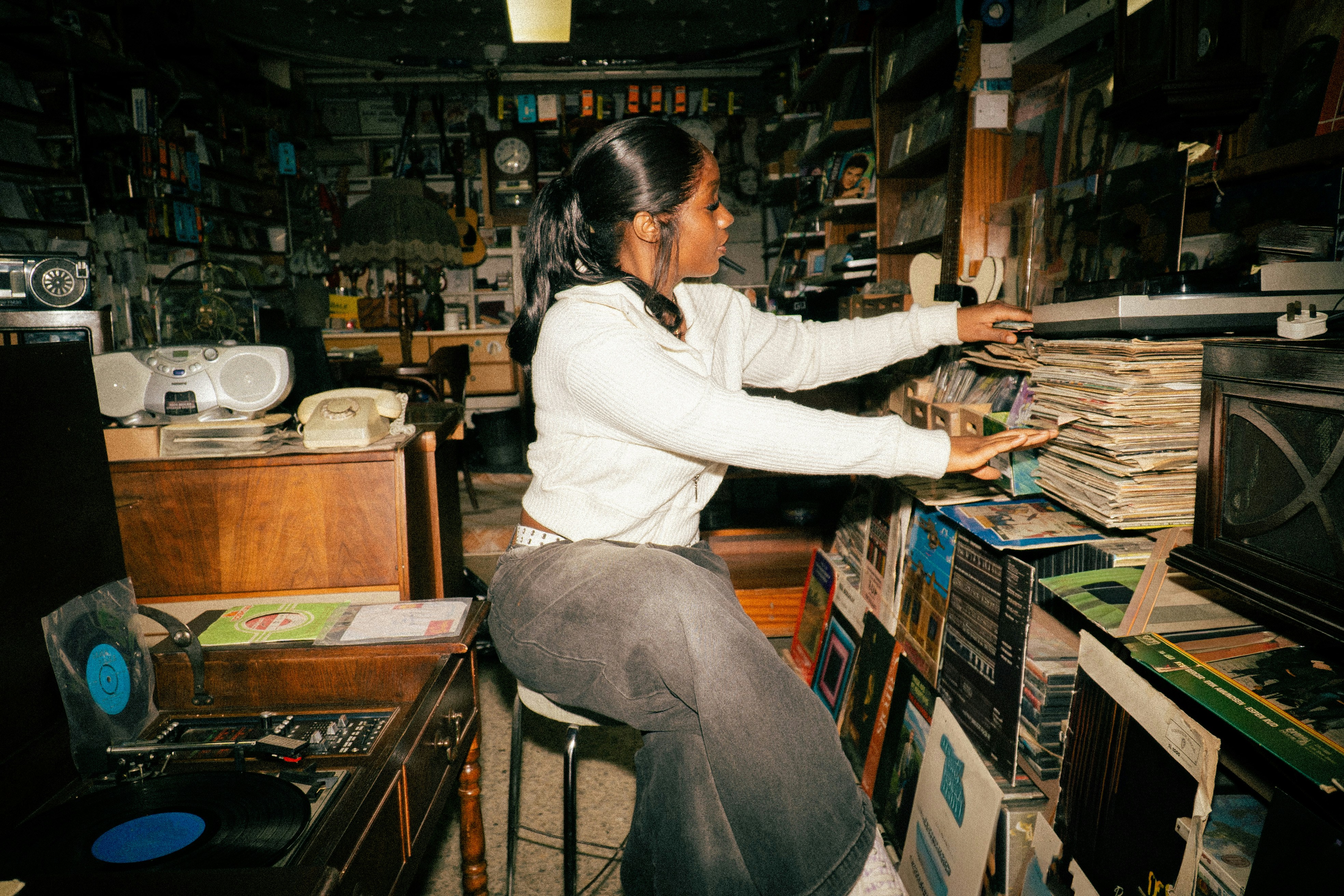 Femme feuilletant des disques dans une boutique encombrée photo – Image ...