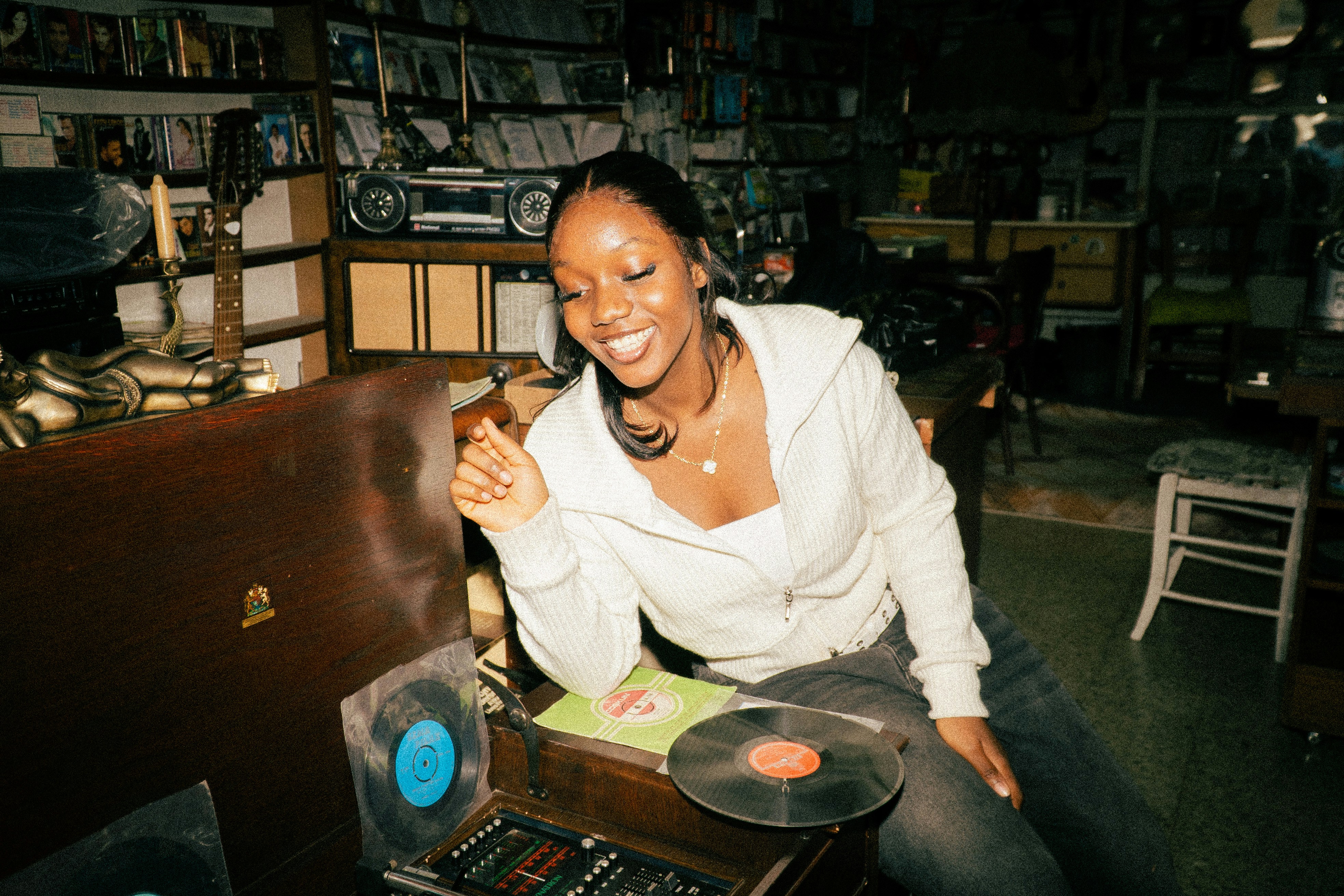 Femme écoutant de la musique sur un tourne-disque vintage photo – Image ...