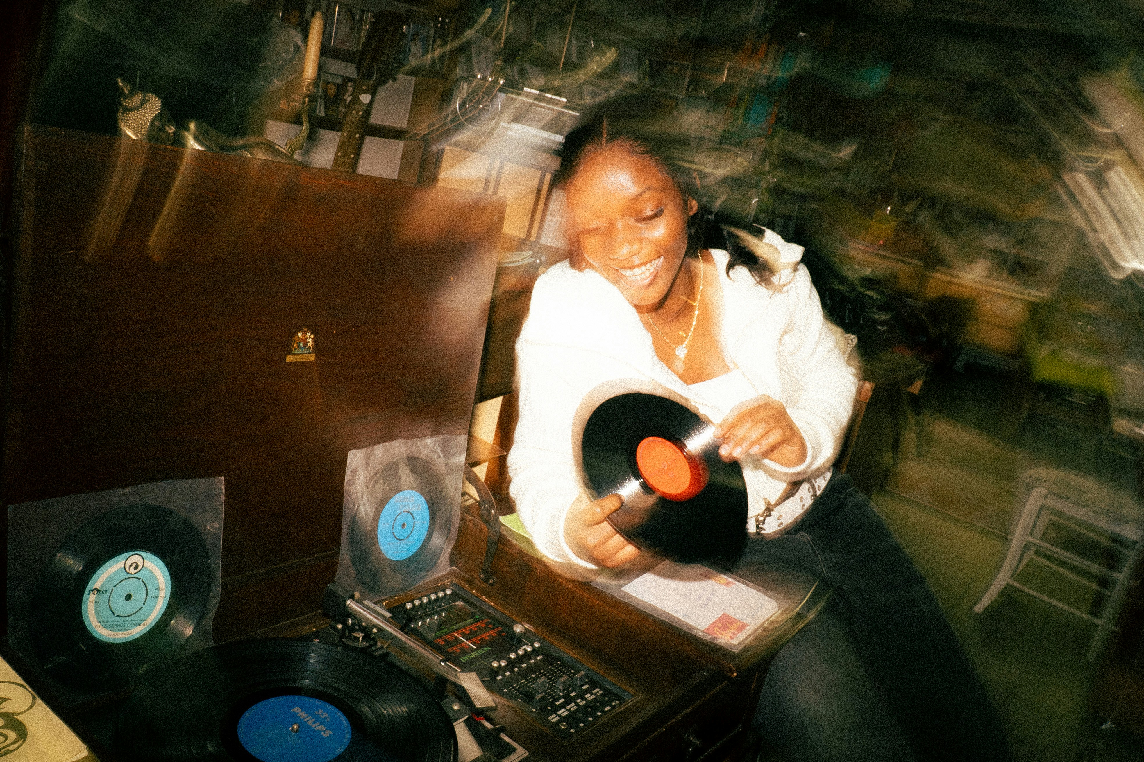 Femme tenant un disque vinyle près d’un tourne-disque photo – Image ...