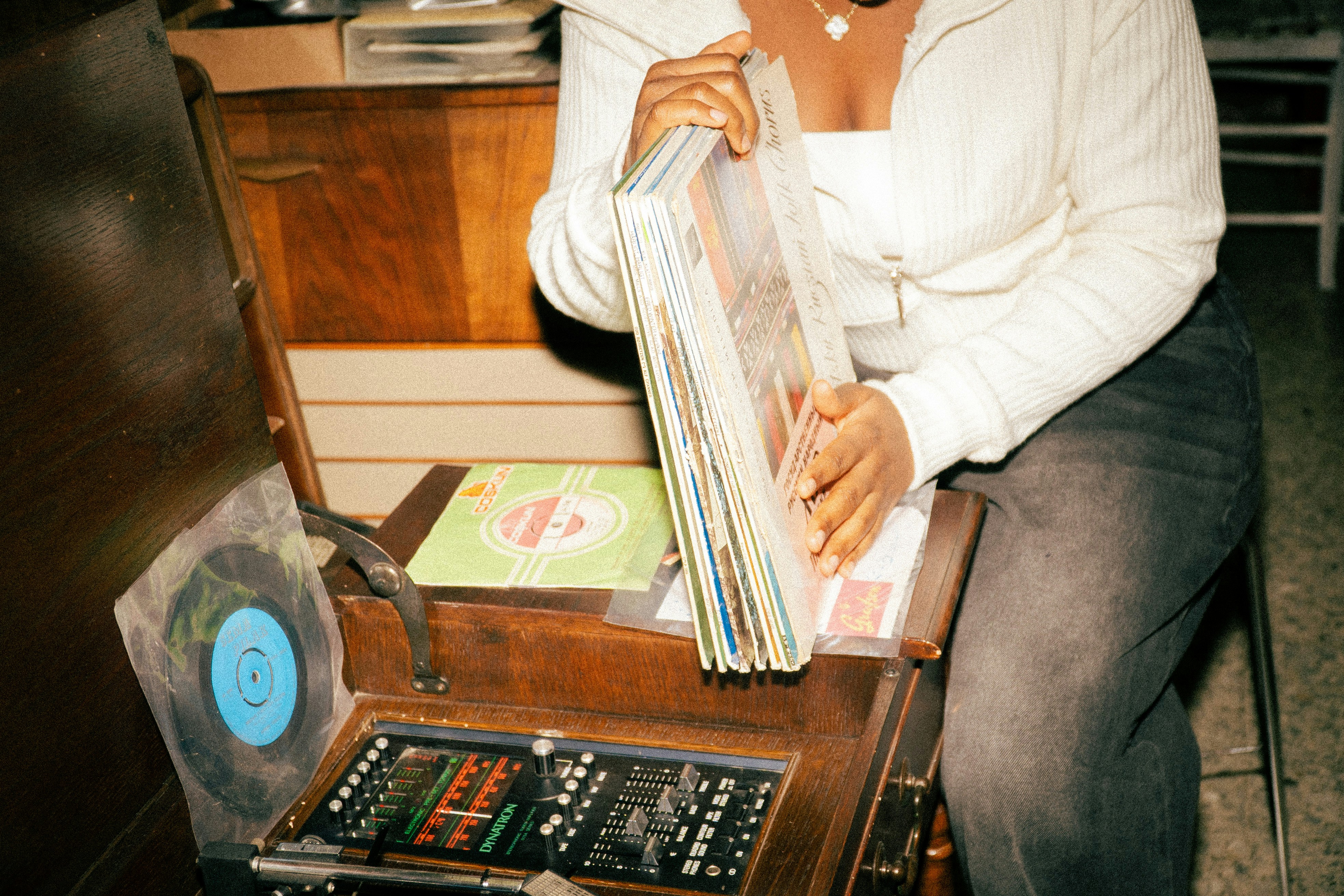 Une personne qui trie des disques vinyles près d’un juke-box. photo ...