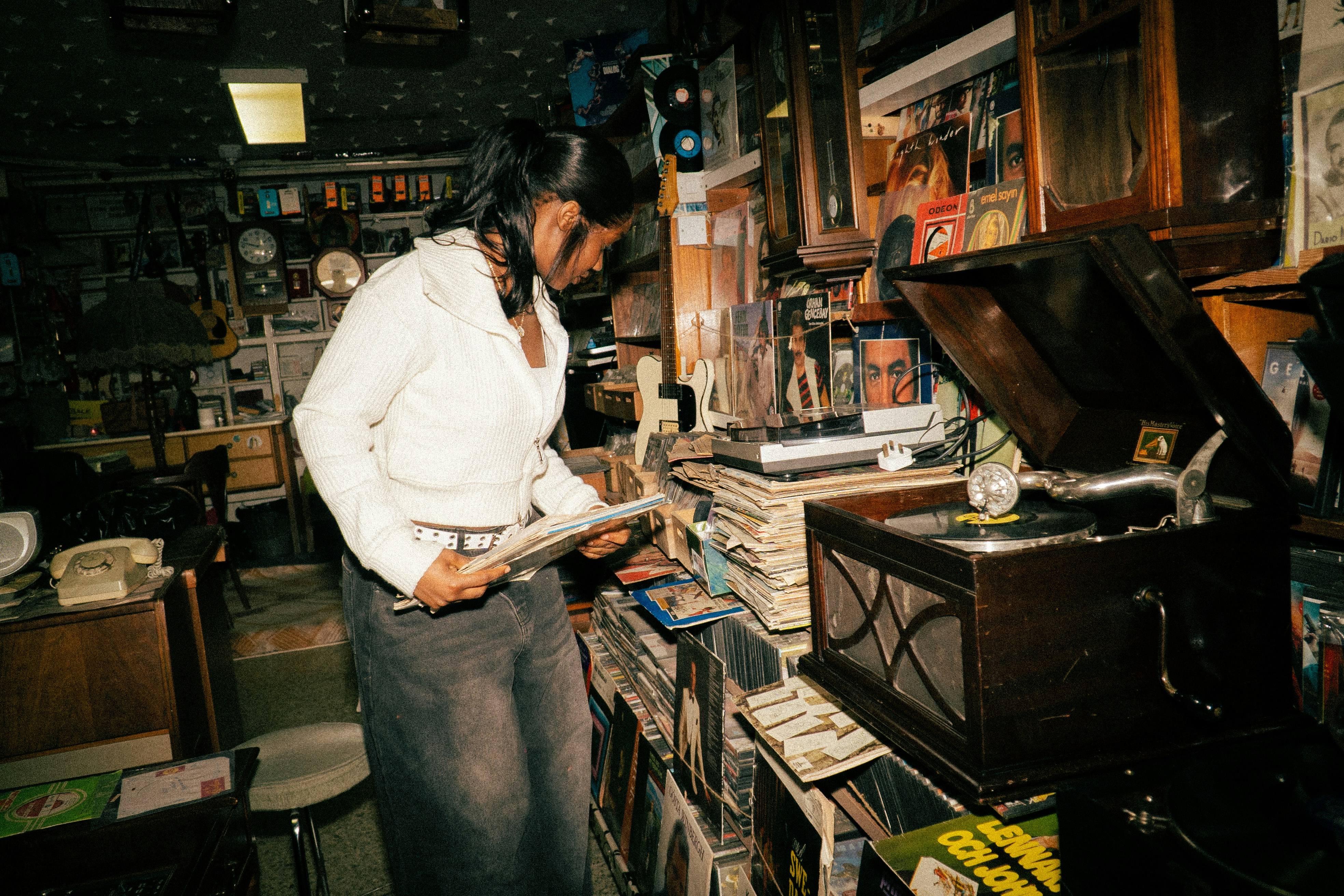 Femme qui feuillette des disques dans un magasin vintage photo – Image ...