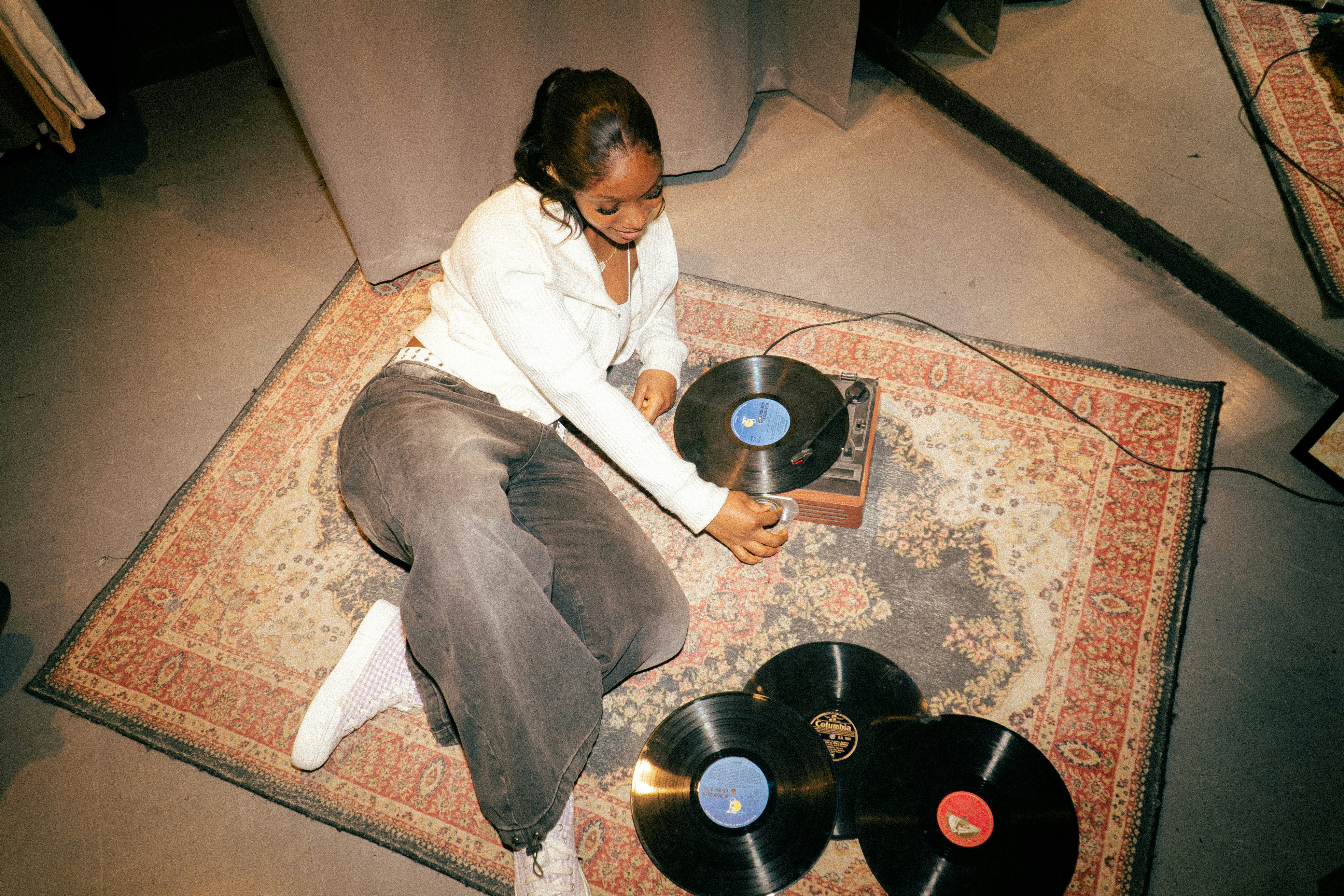 Femme posant un disque vinyle sur une platine. photo – Image gratuite ...