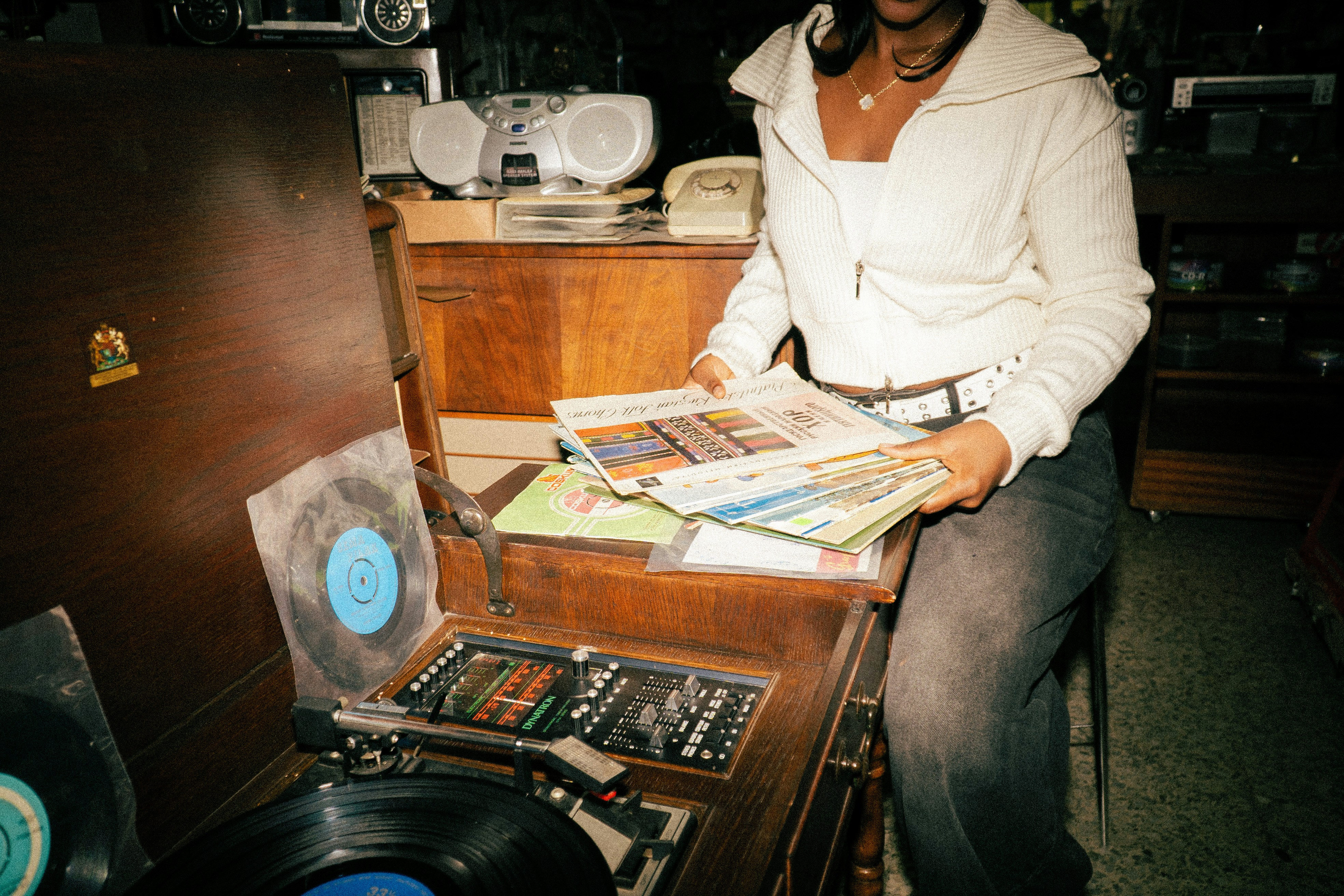 Femme tenant des disques près d’un tourne-disque vintage photo – Image ...