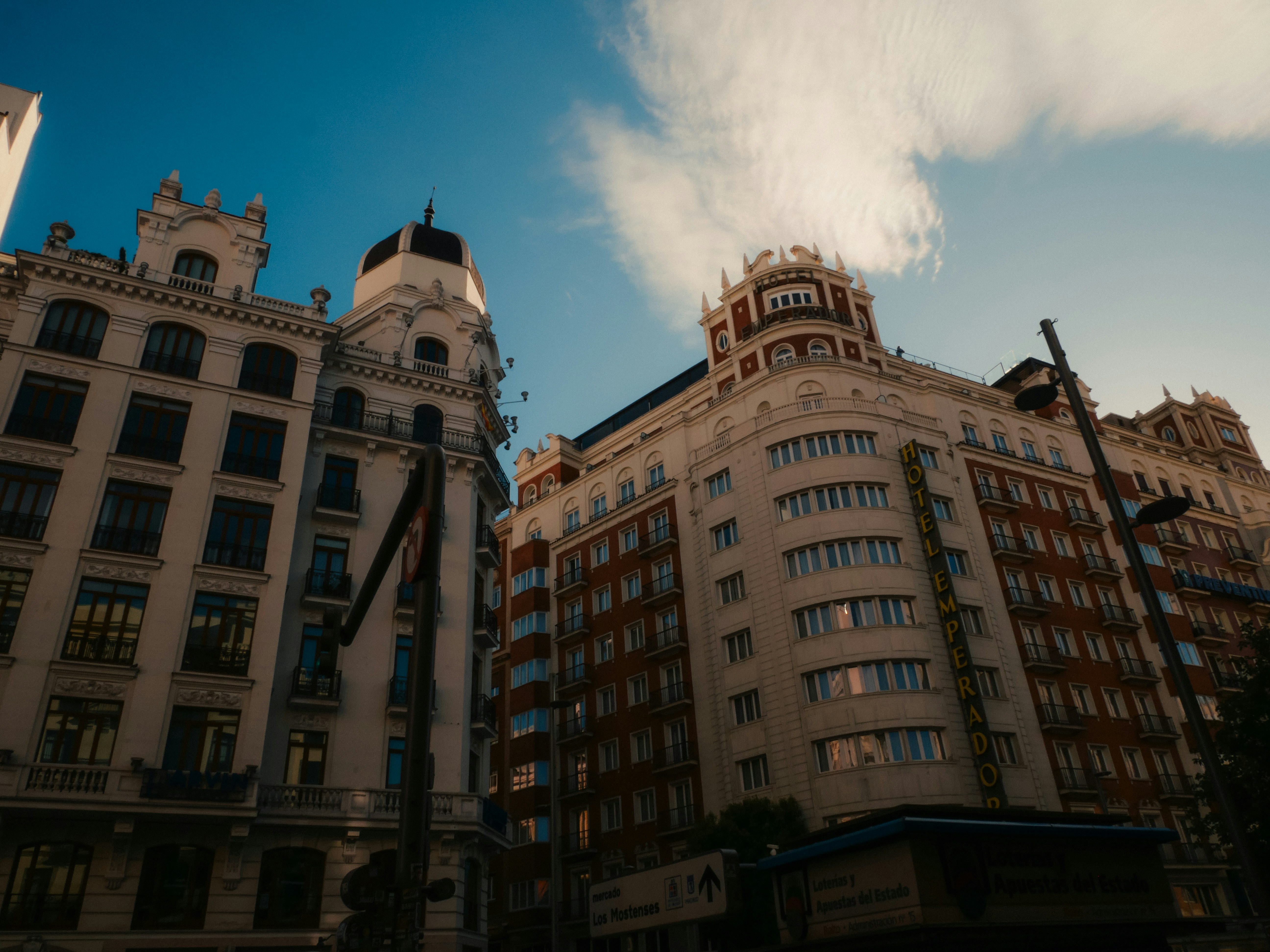 Urban Facades under a Clear Horizon