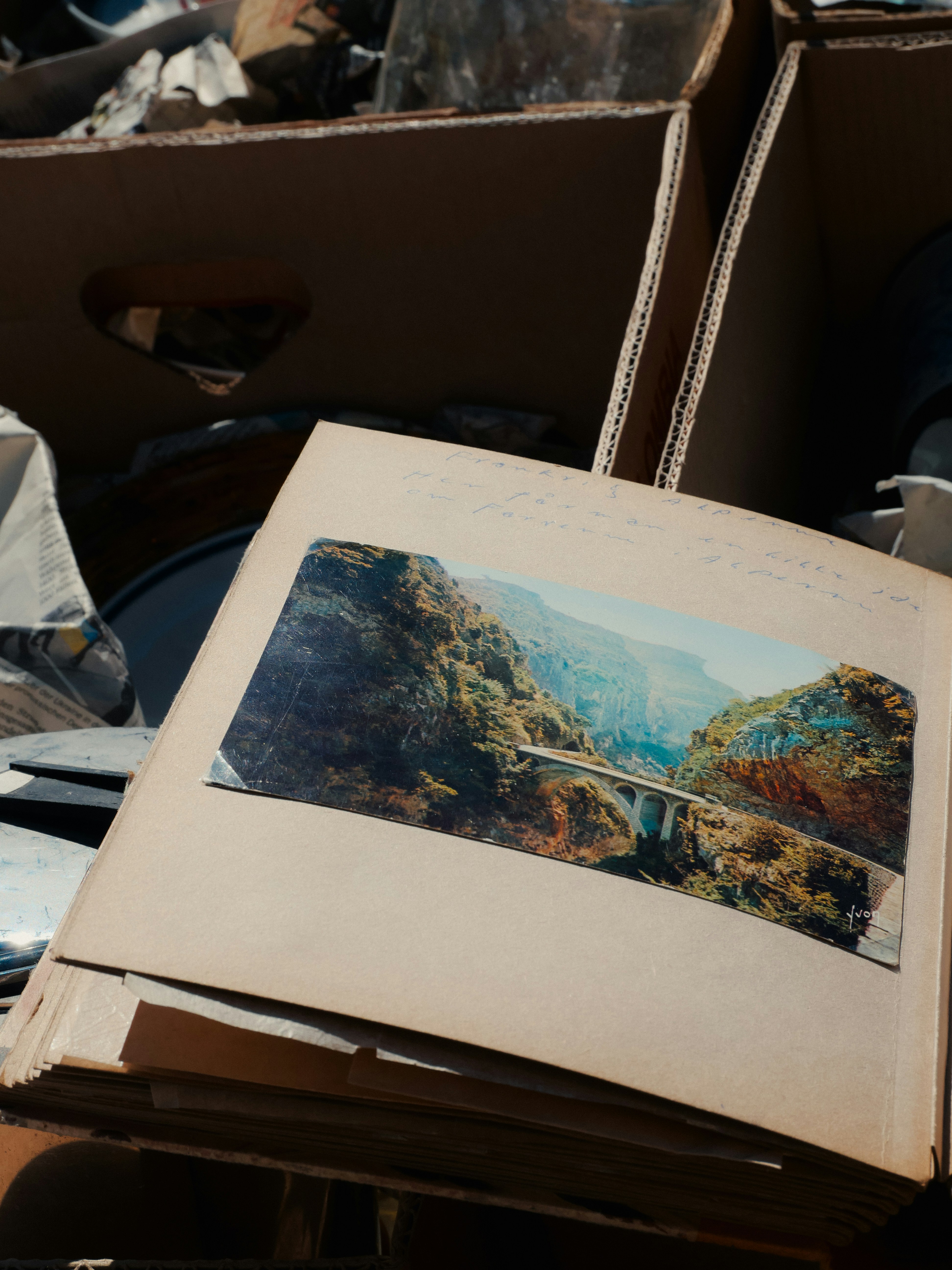 Travel memory in a cluttered cardboard ship of stories