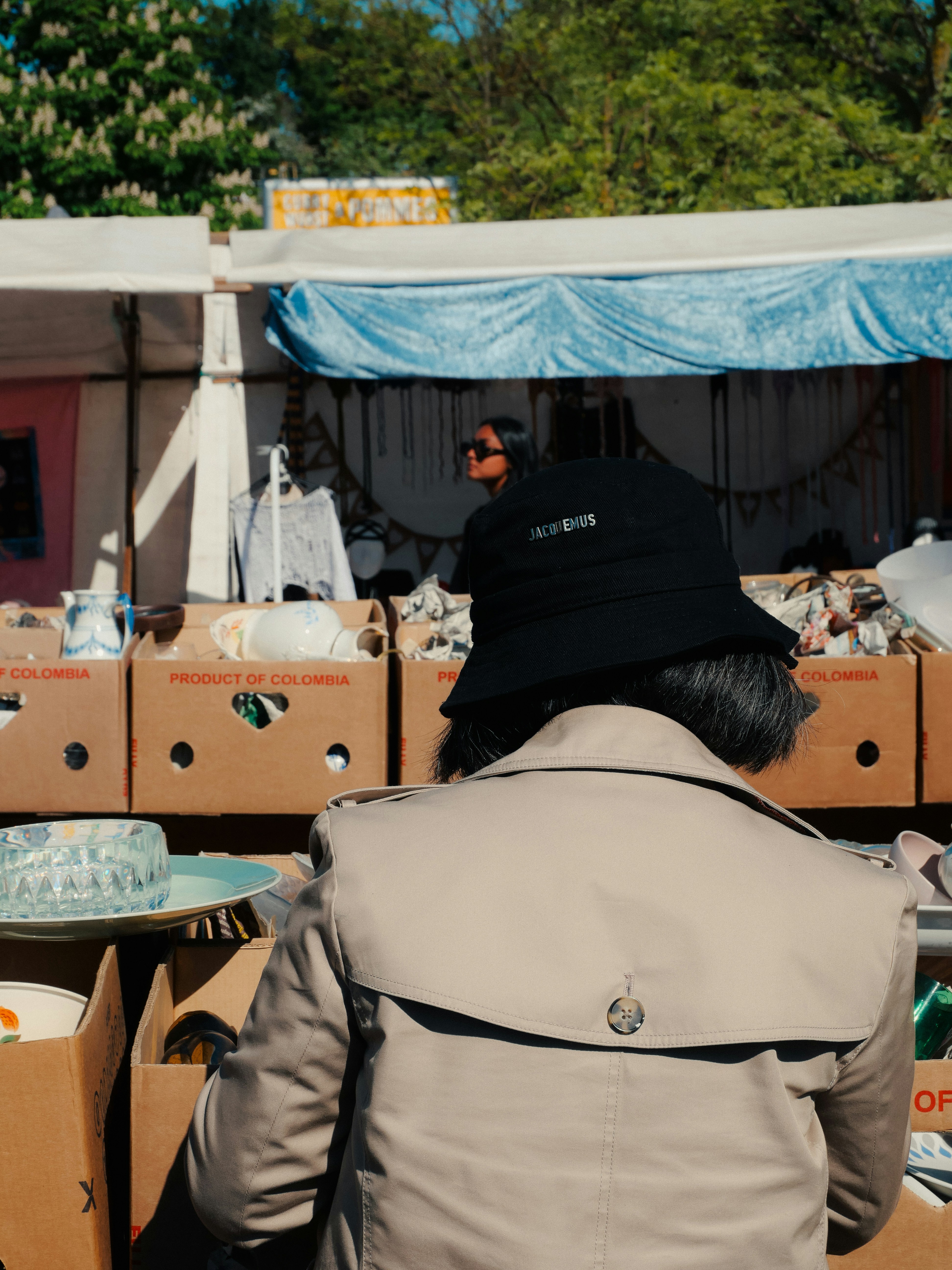 Face over the Market: A Shopper in the Shadow of Boxes