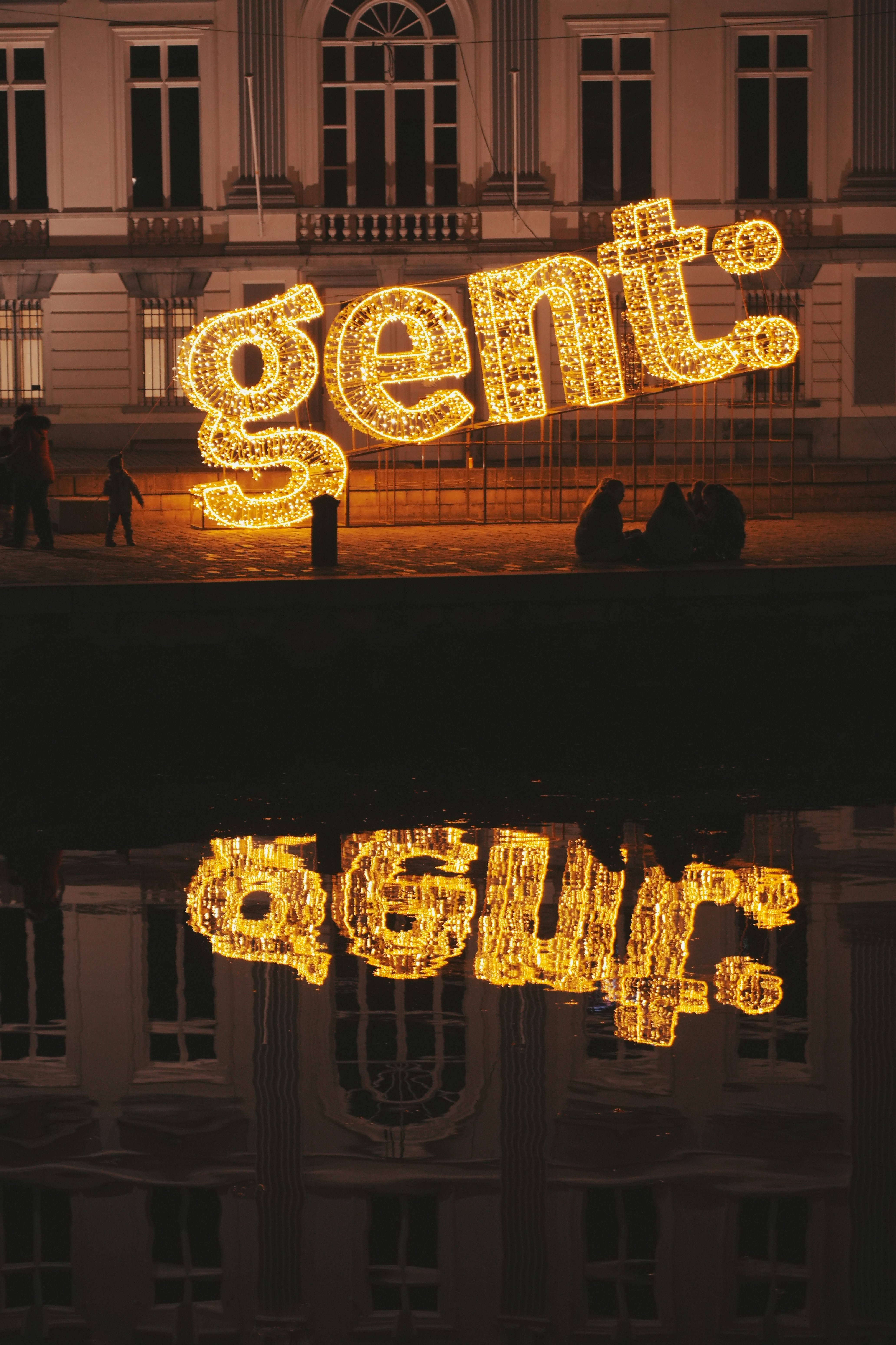 Golden Script on the Thames-like Quiet: A Night of Ember Light