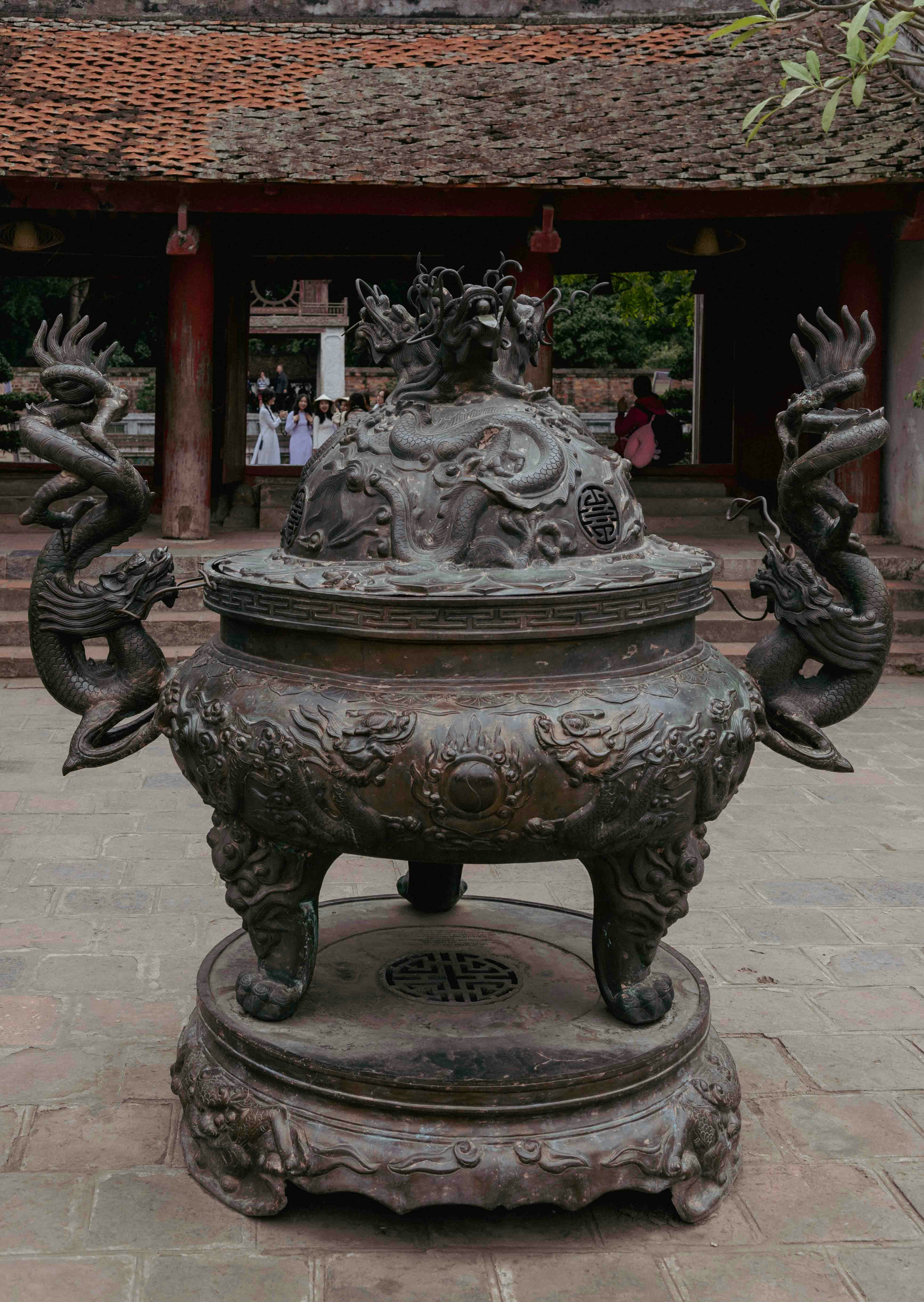 The Ancient Vessel: Dragons Guarding the Sacred Steampot