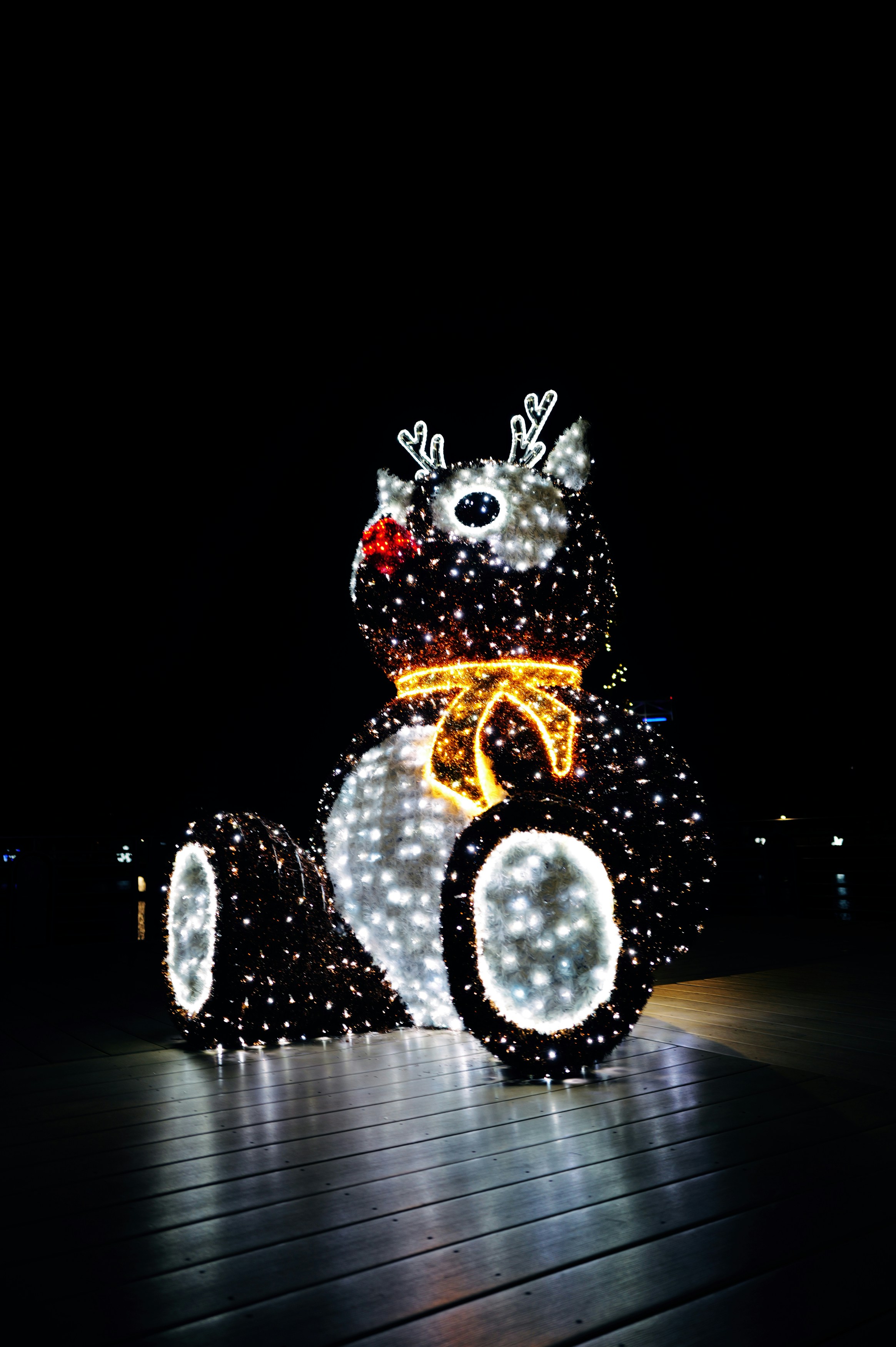 Glowing Holiday Bear: A Lantern-Filled Friend Reigning over the Dark