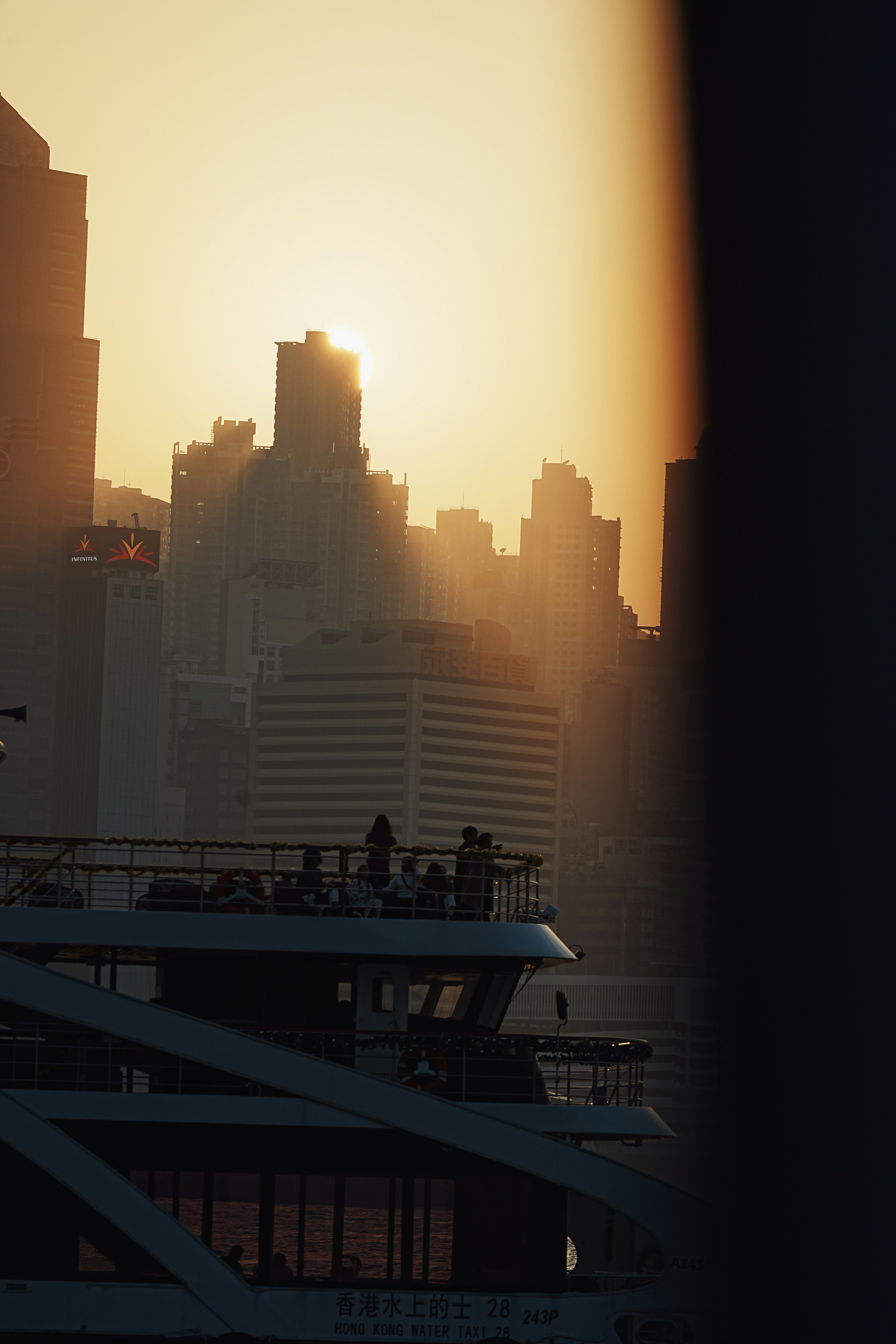 Atardecer sobre el horizonte de una ciudad con un barco. foto – Imagen ...