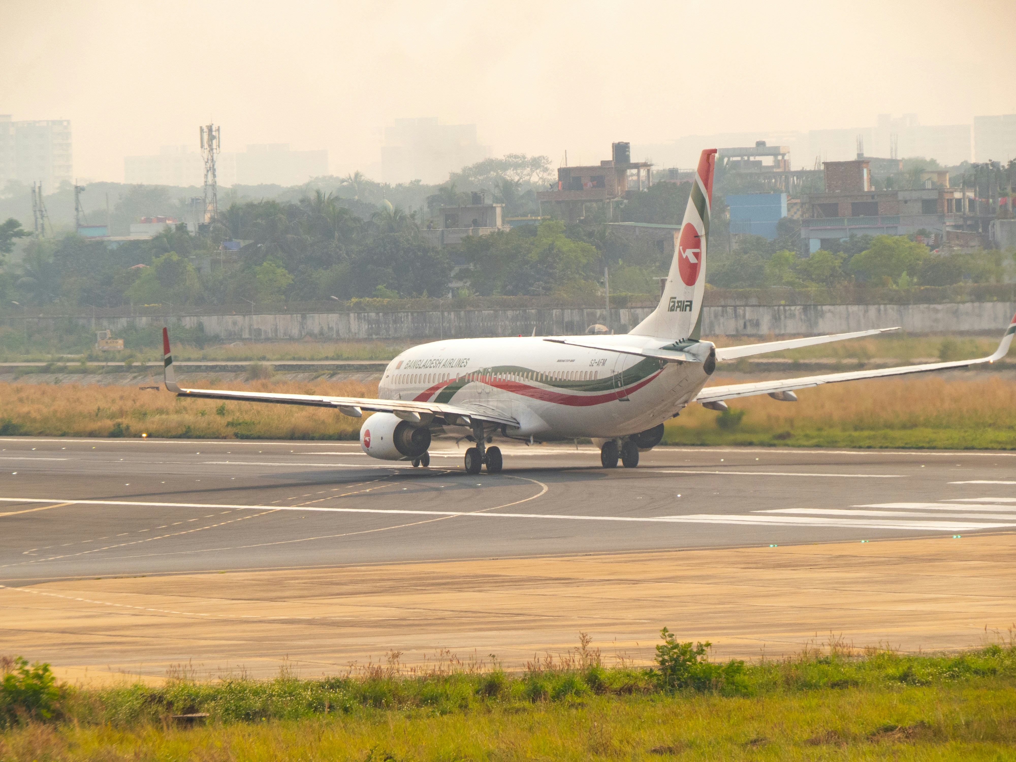 Taxiing Quietly: A Narrow-Body Tug at Dawn on an Open Ramp