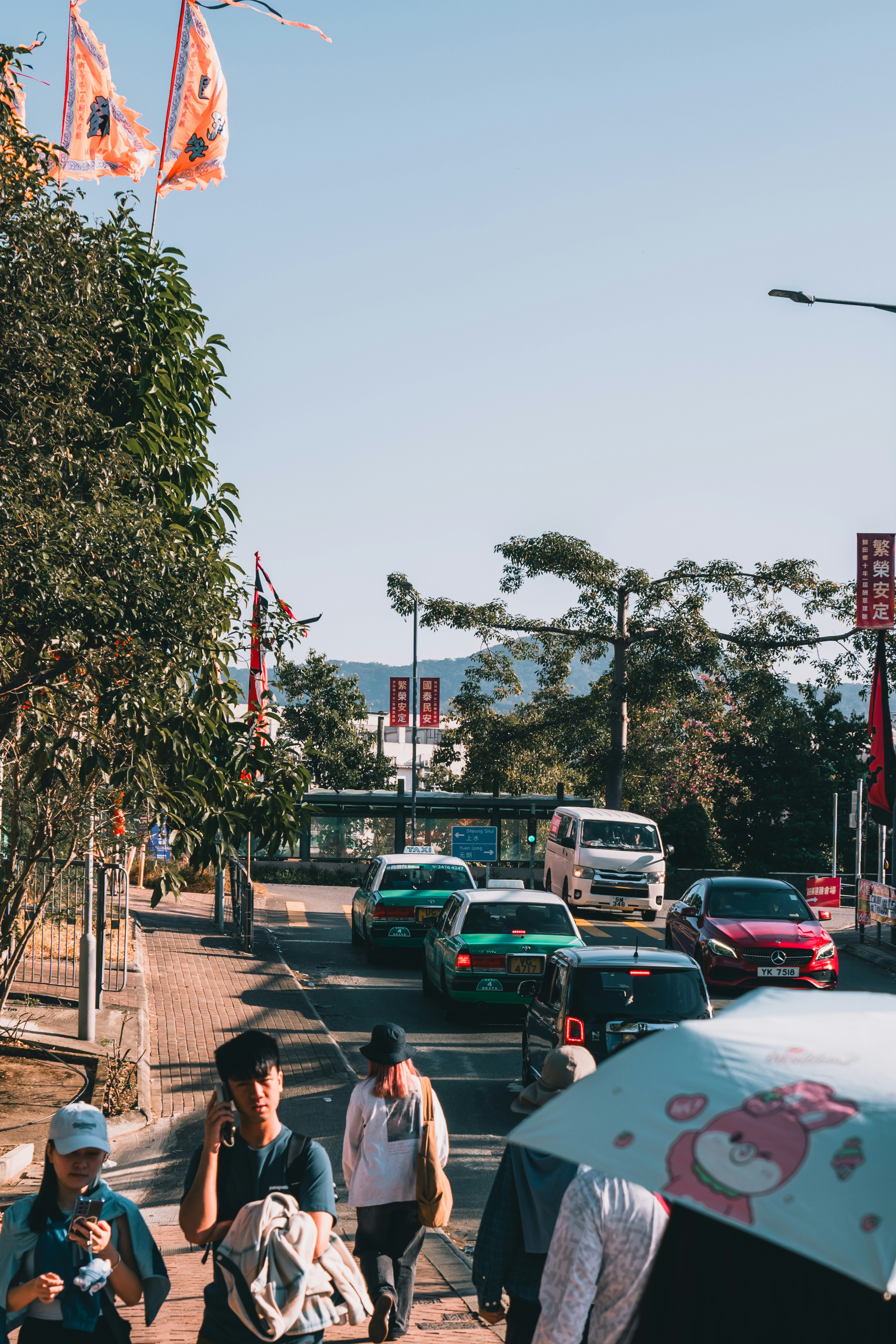 City Street Pulse: People and Cars in Soft Afternoon Light
