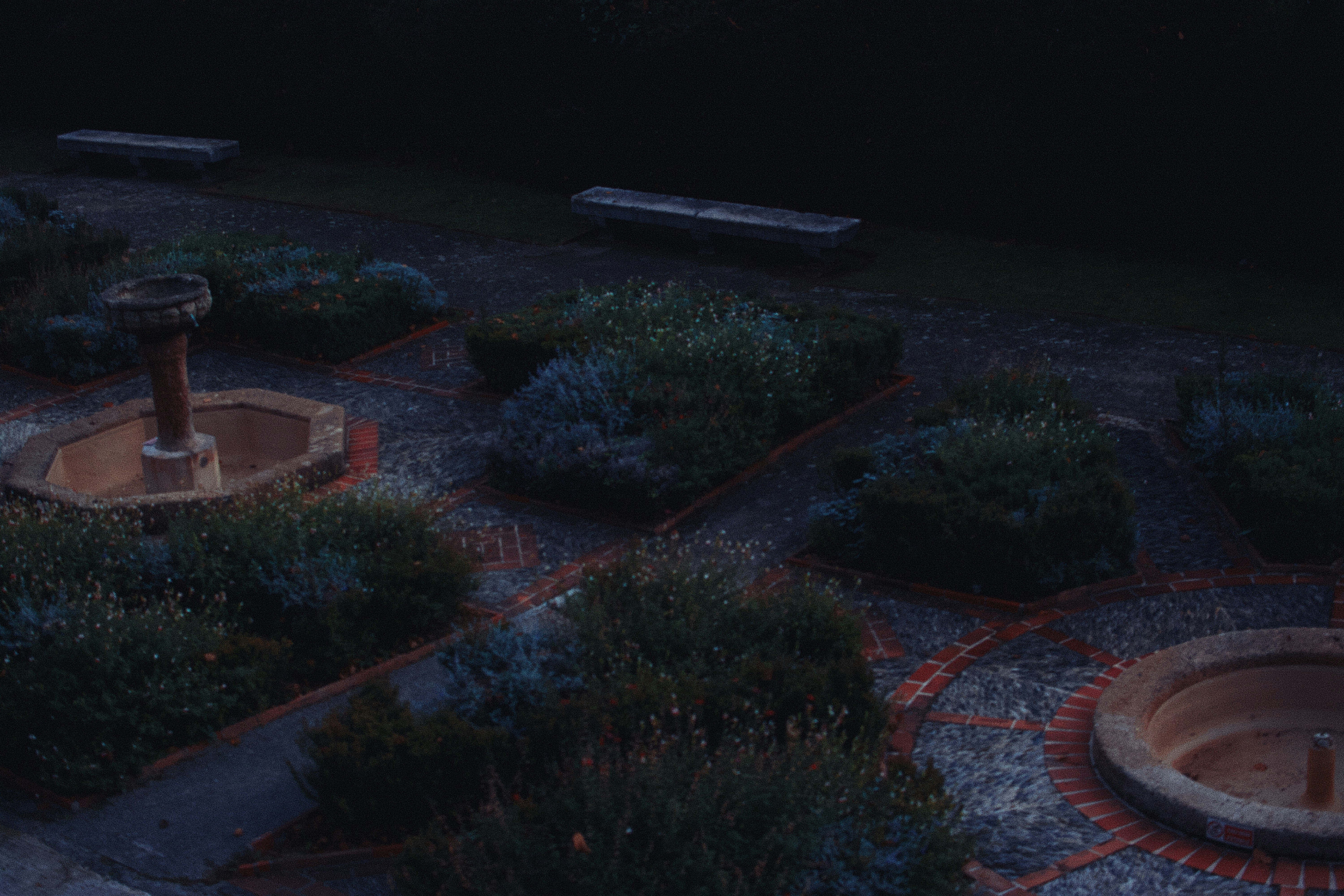 Night Garden Fountain in Deep Dloom