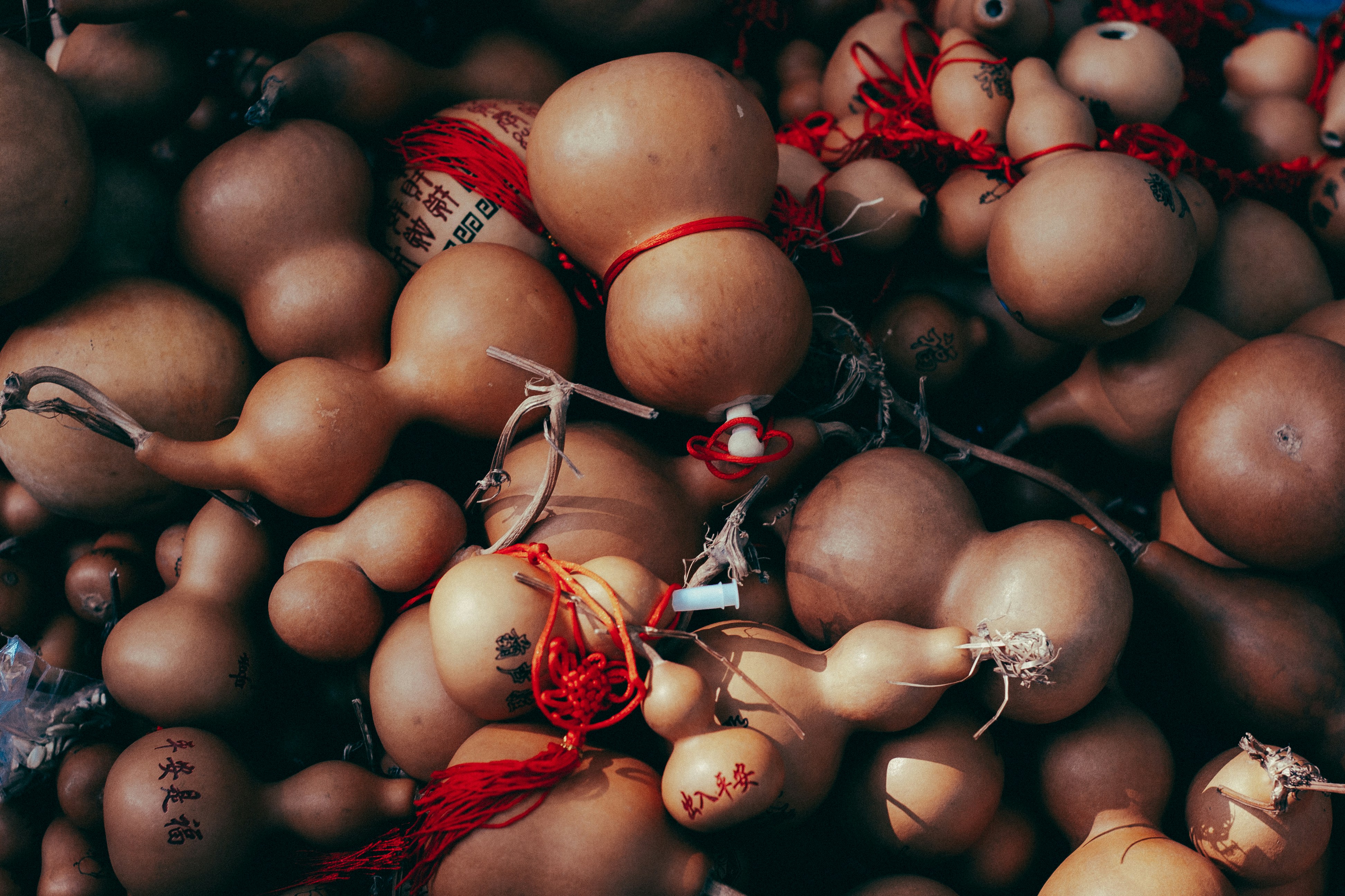 A Flock of Simple Ornaments: Pebbled Tumbling in a Shop Stall