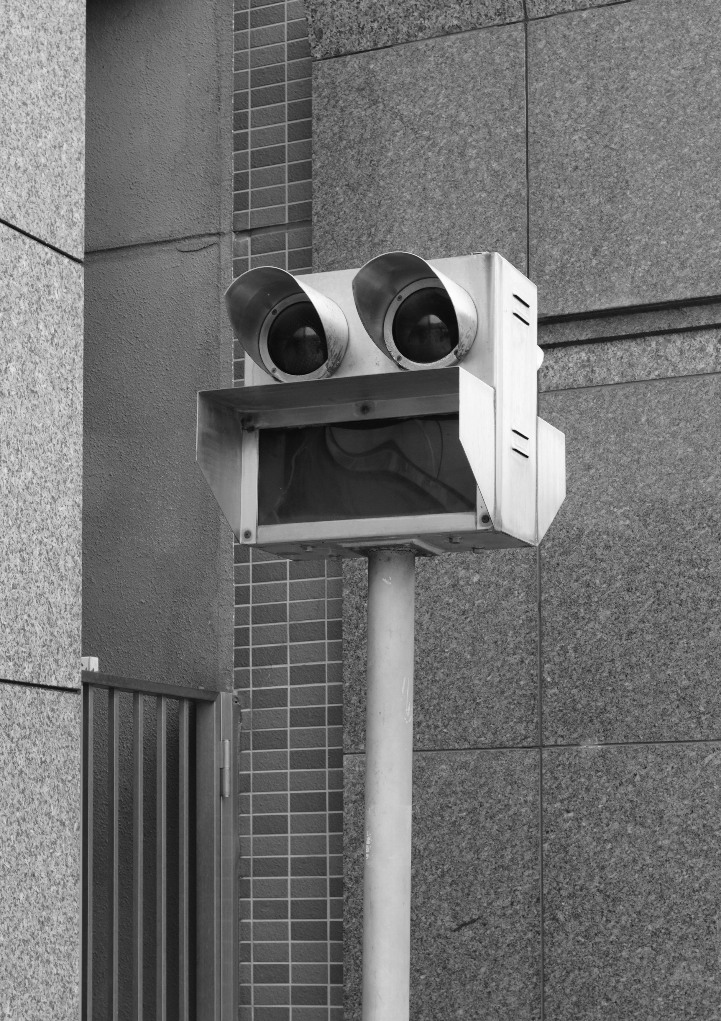 A traffic signal mounted on a pole. photo – Free Traffic light Image on ...