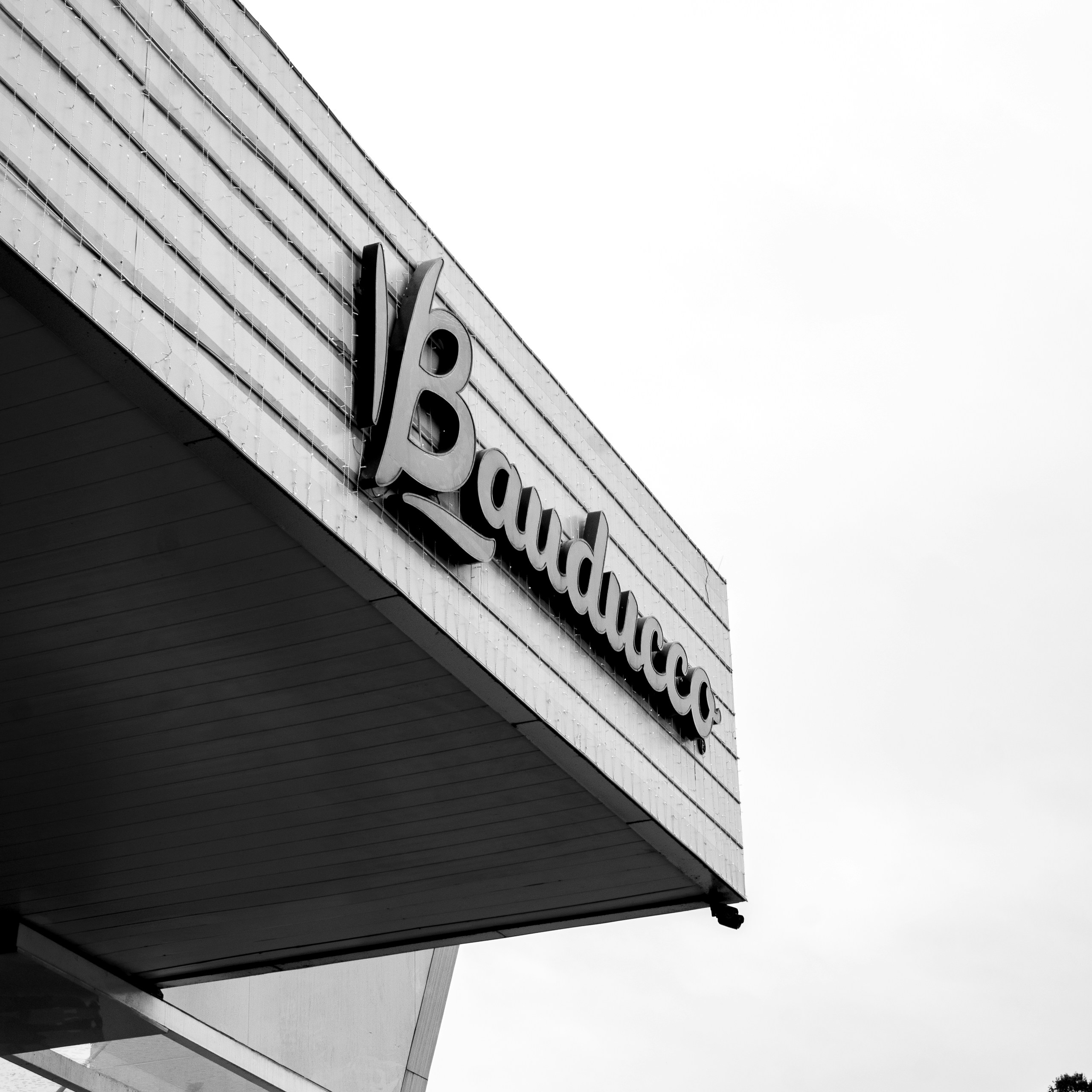 Primer plano de un edificio con la palabra "bandmann" foto – Imagen de ...