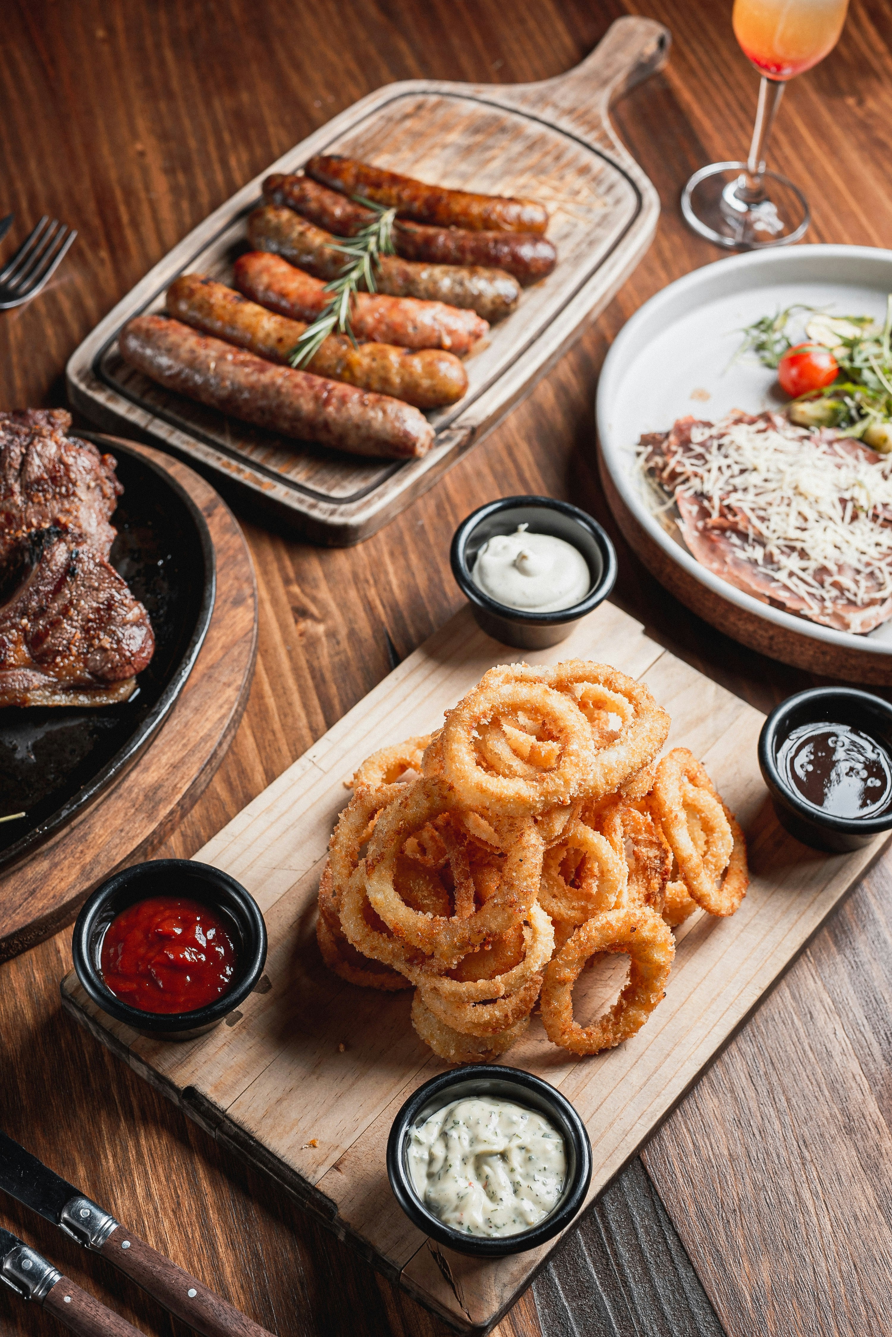 Crescendo of Crispy Ringed Delights on a Rustic Platter