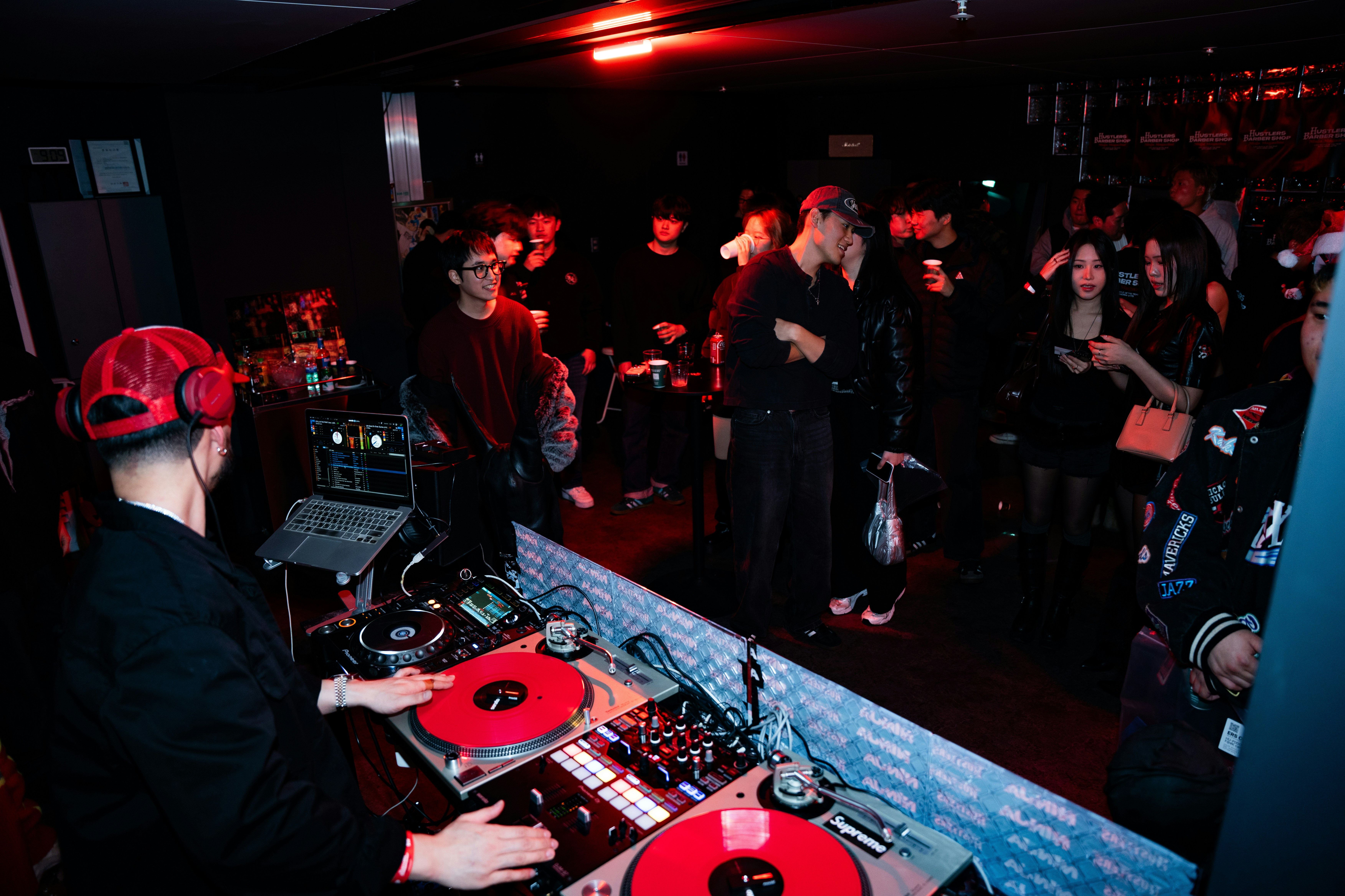 Dj playing music for a crowd at a club photo – Free Party Image on Unsplash