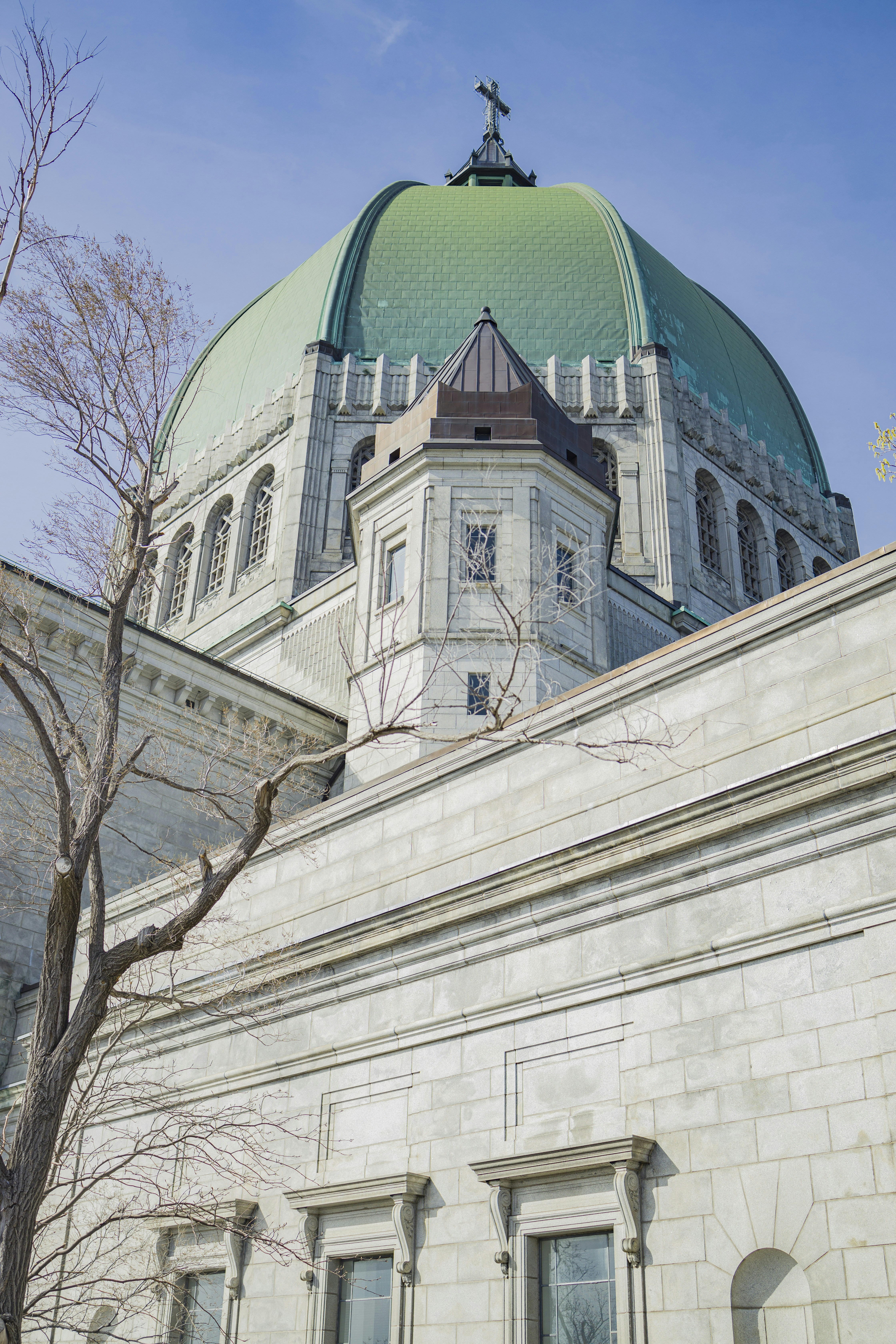 Dome Over stone architecture: a quiet ascent toward the green cupola