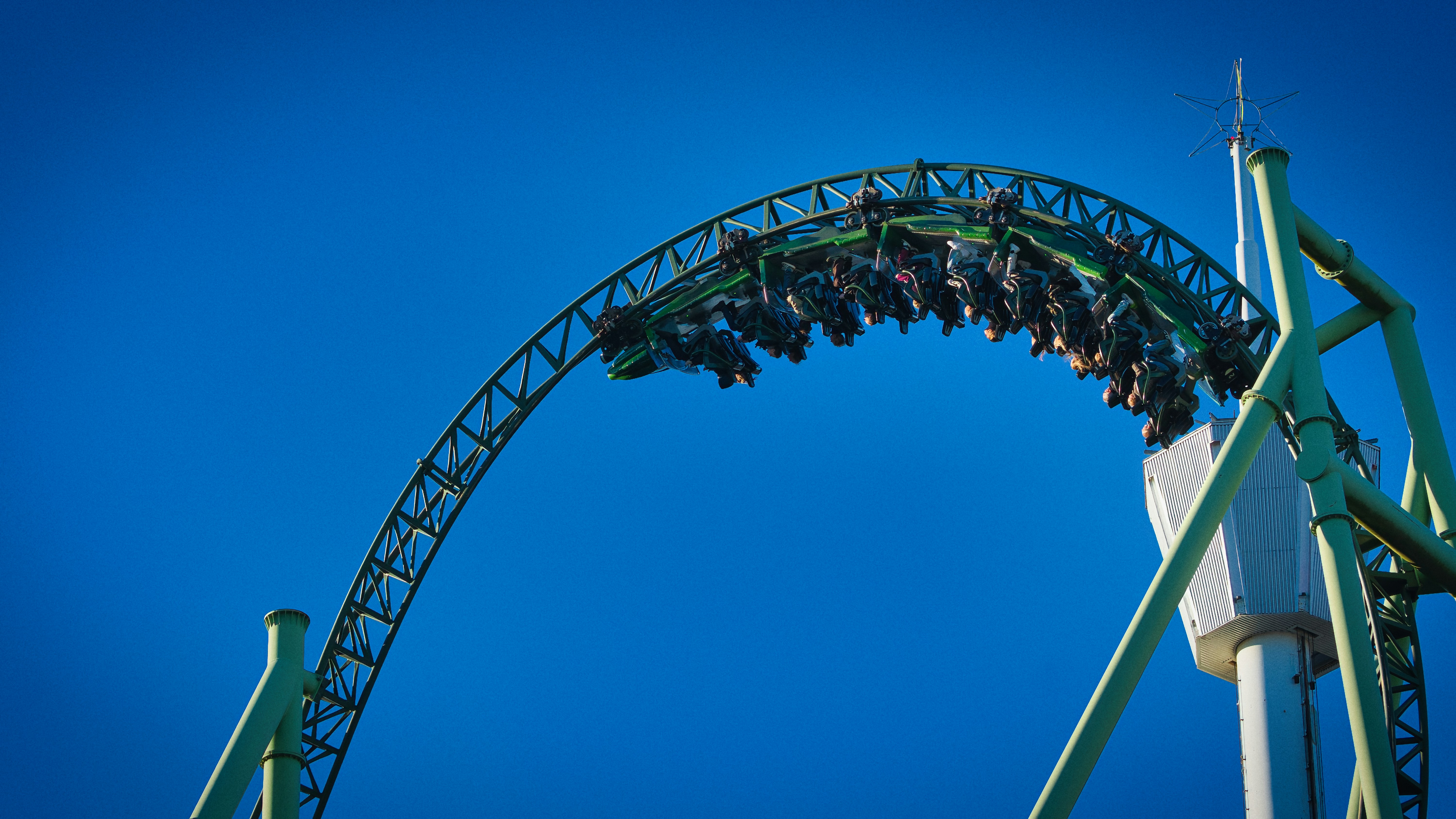 Helix – where speed meets precision on Liseberg’s mountainside. ⚡ This double-launch coaster carves its way through terrain-hugging turns, seamless inversions, and breathtaking elevation changes. With flawless flow and relentless energy, Helix is a masterclass in modern coaster design and pure ride rhythm. 🎢 Ride Facts: Type: Launched Coaster (Mack Rides) Opened: 26 April 2014 Height: 41 m Length: 1,381 m Top Speed: 100 km/h Inversions: 7 Launches: 2 (LSM) Duration: ~2:10 min Trains: 2 trains, 5 cars each (4 riders per car) Theme Area: Liseberg Mountain