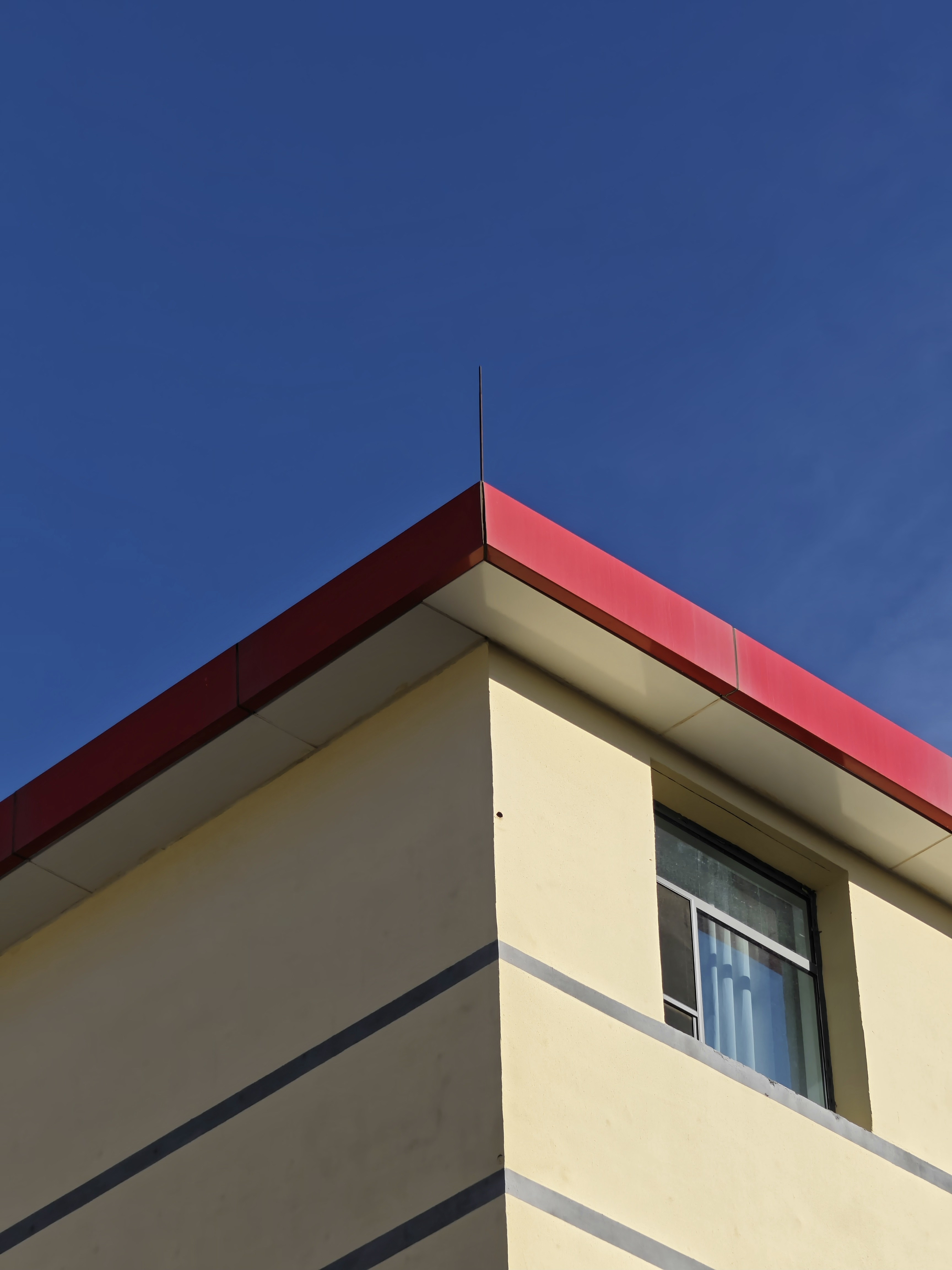 好像拍歪了……但是总体来看还不错？ It seems a bit crooked... but overall, not bad? 这里是内蒙古农业大学 西校区 的一幢宿舍楼。 This is a dormitory building at the West Campus of Inner Mongolia Agricultural University. 用手机拍摄。 Shot with a mobile phone.