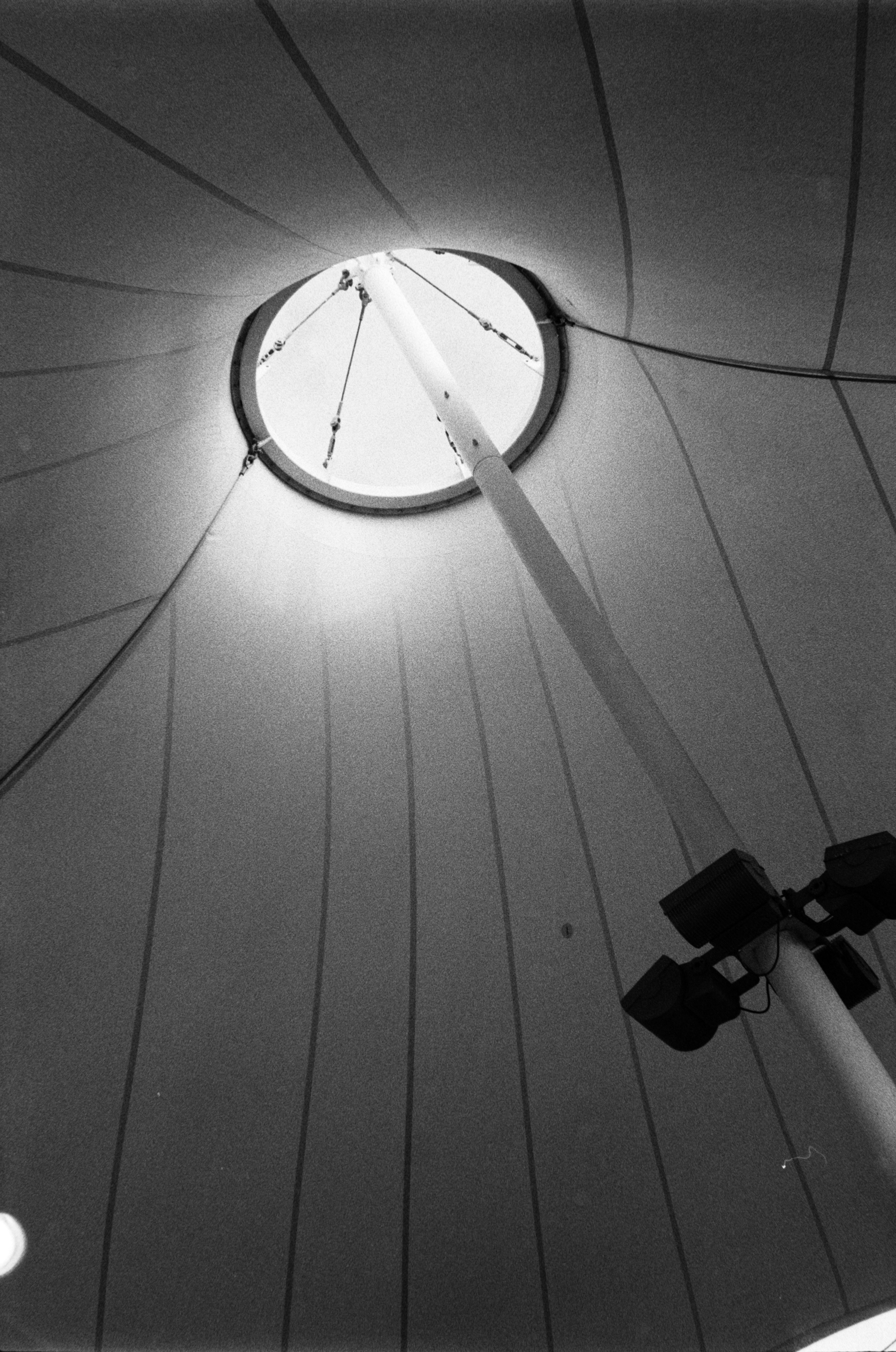 Circular Terrace: Light Piercing an Umbilical Roof